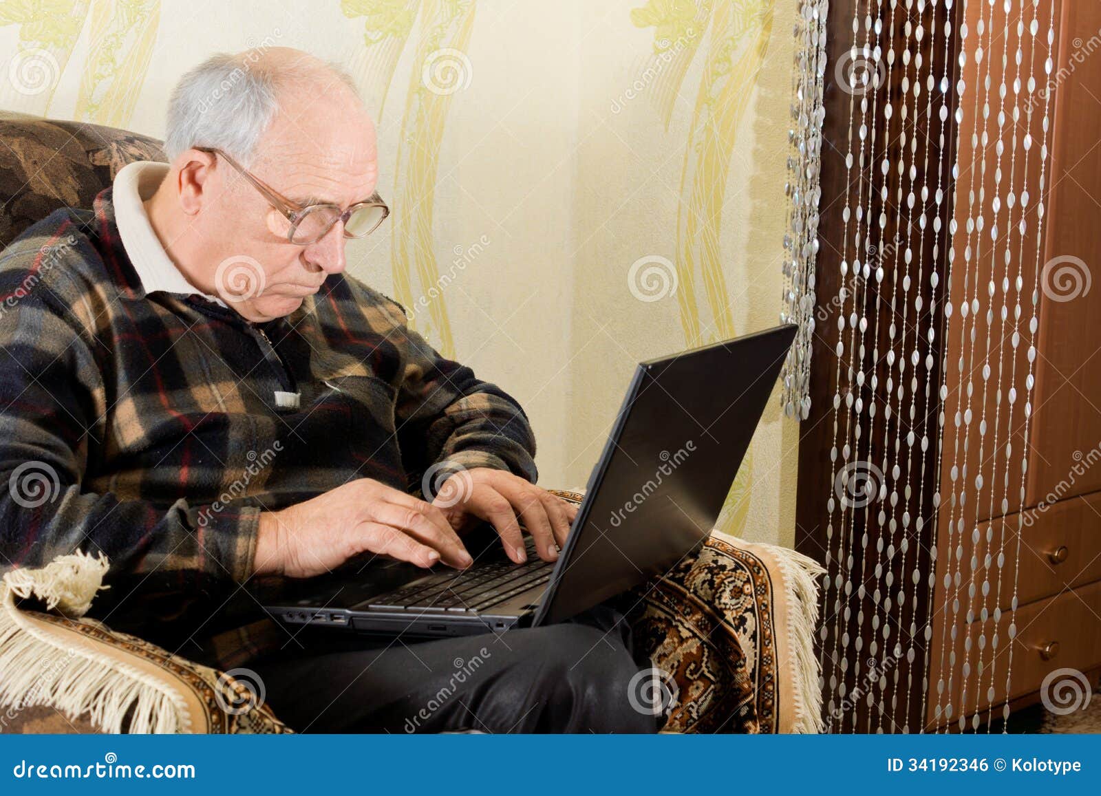 Uomo Senior Che Scrive Sul Suo Computer Portatile Fotografia Stock ...