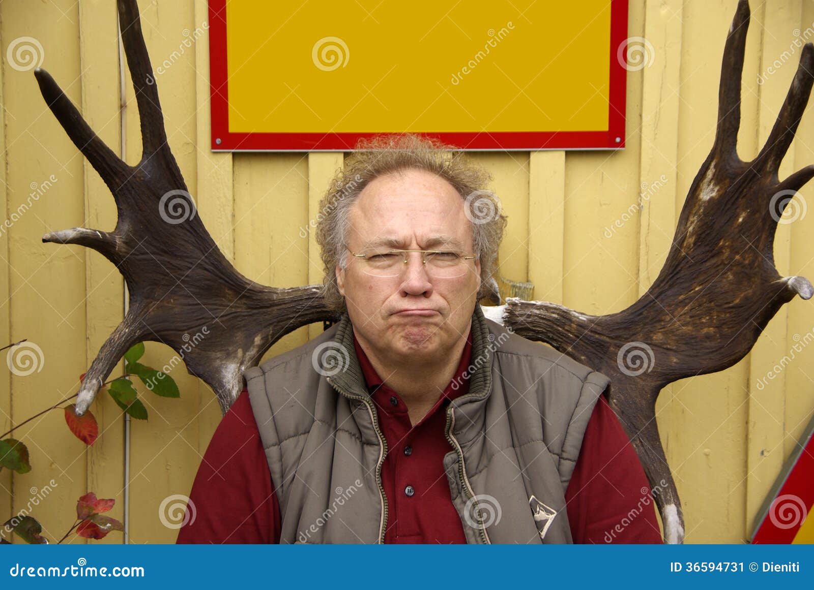 Uomo Senior Con I Corni Di Un'alce Immagine Stock - Immagine di ...