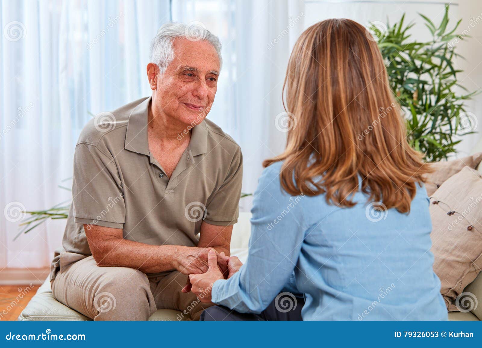 Uomo Senior Con L'assistente Sociale Immagine Stock - Immagine di pietà ...