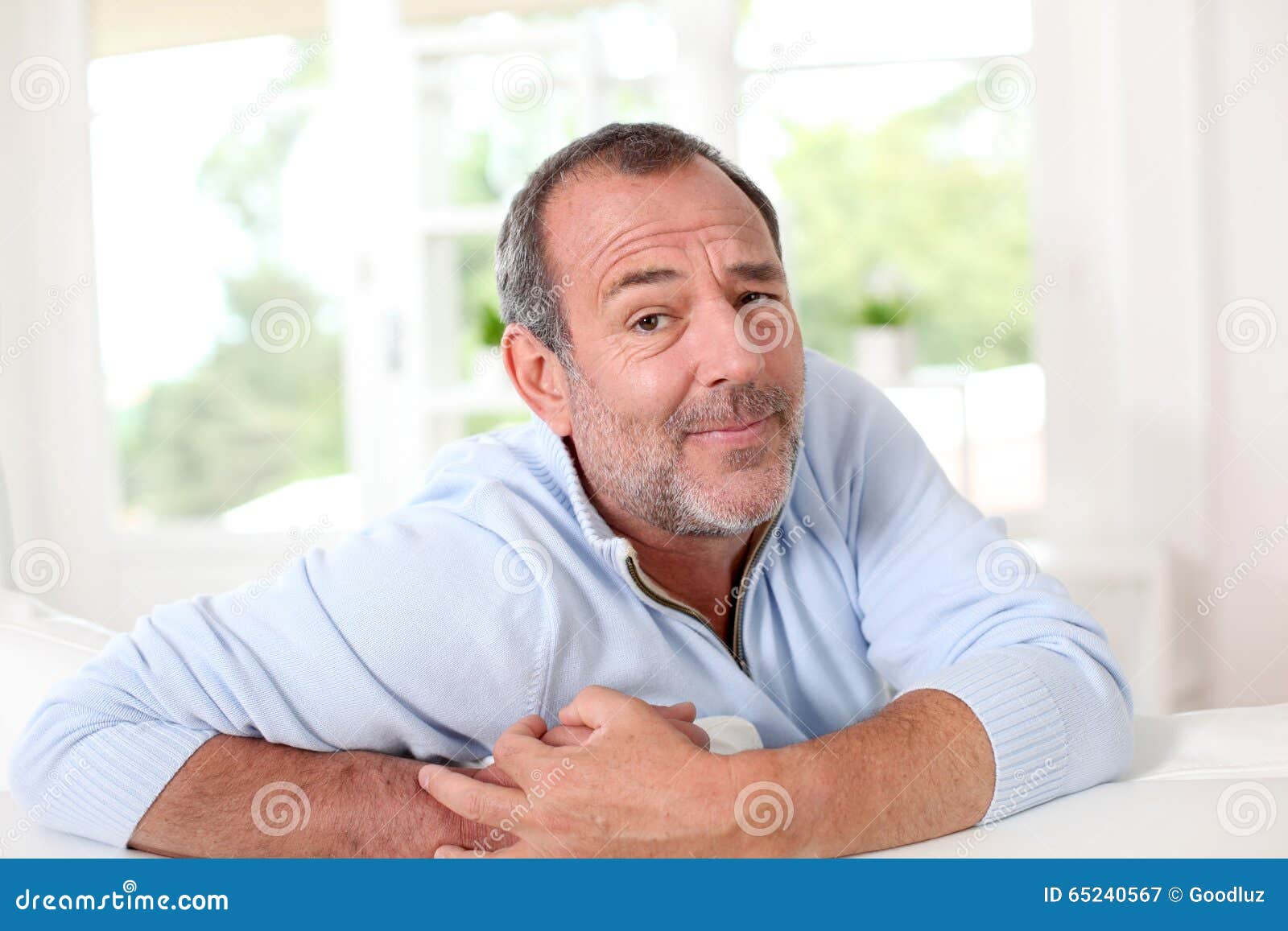 Uomo Senior Con Lo Sguardo Scettico Immagine Stock - Immagine di maturo ...