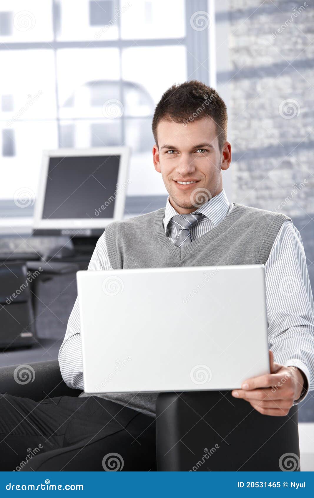 Uomo Sorridente Che Lavora Al Computer Portatile Immagine Stock ...