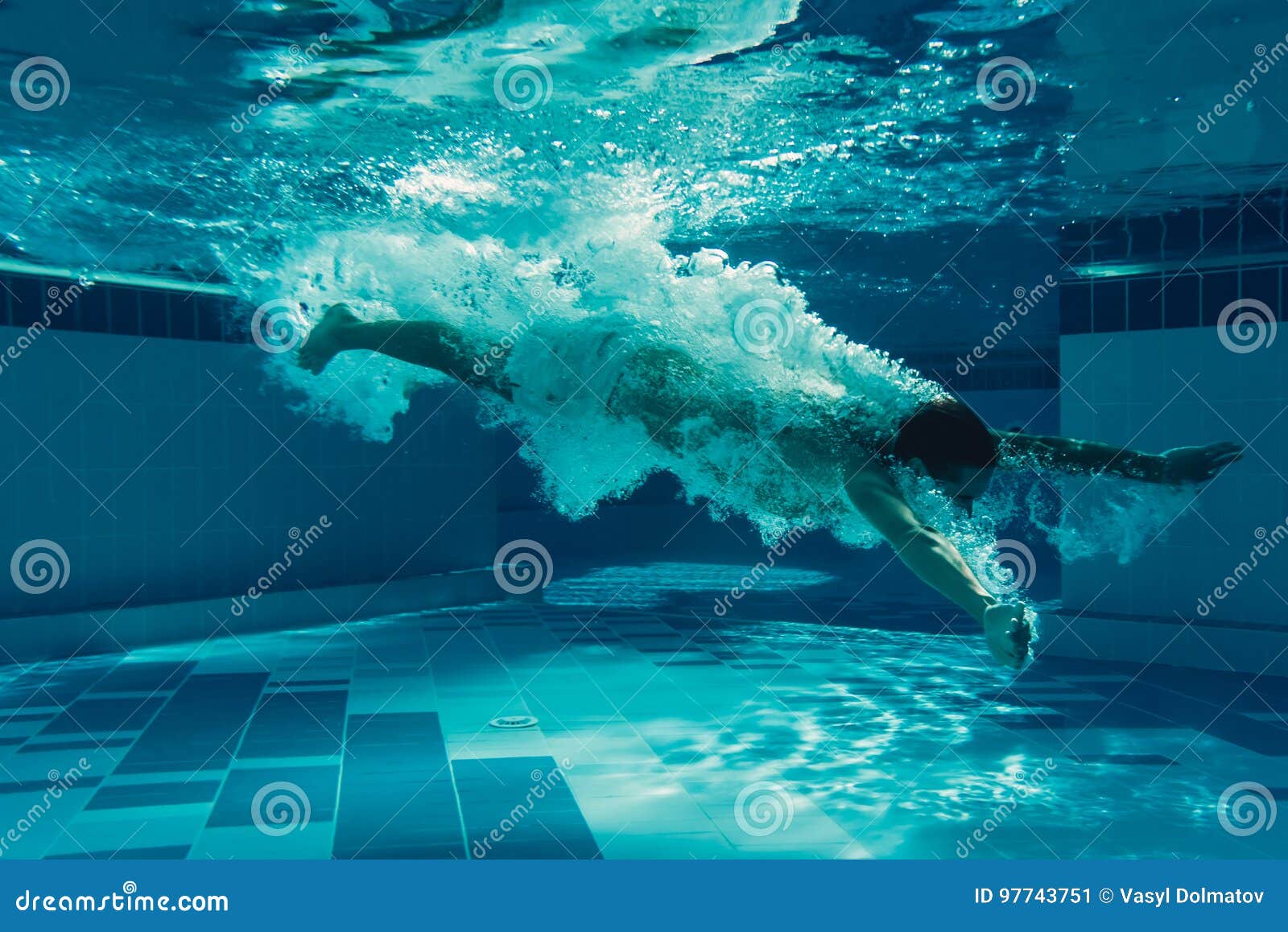 Uomo sotto acqua immagine stock. Immagine di profondo - 97743751