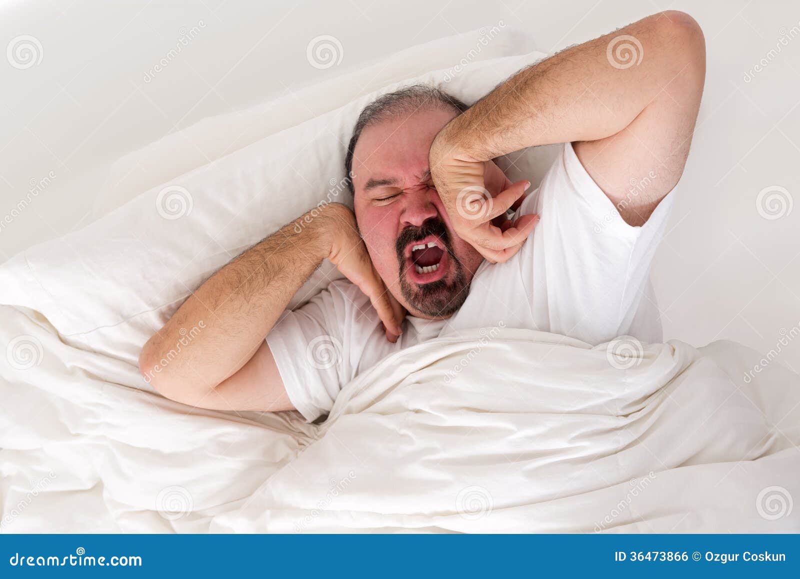 Uomo Stanco Che Allunga in Uno Sforzo Per Svegliare Fotografia Stock ...