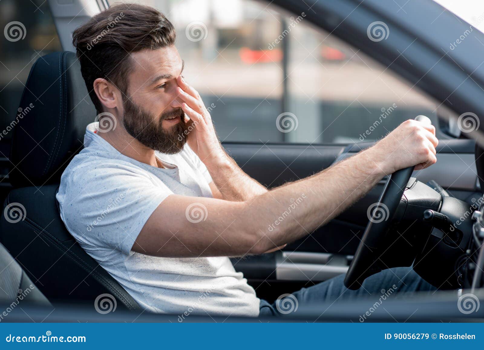 Uomo Stanco Che Conduce Un'automobile Immagine Stock - Immagine di ...