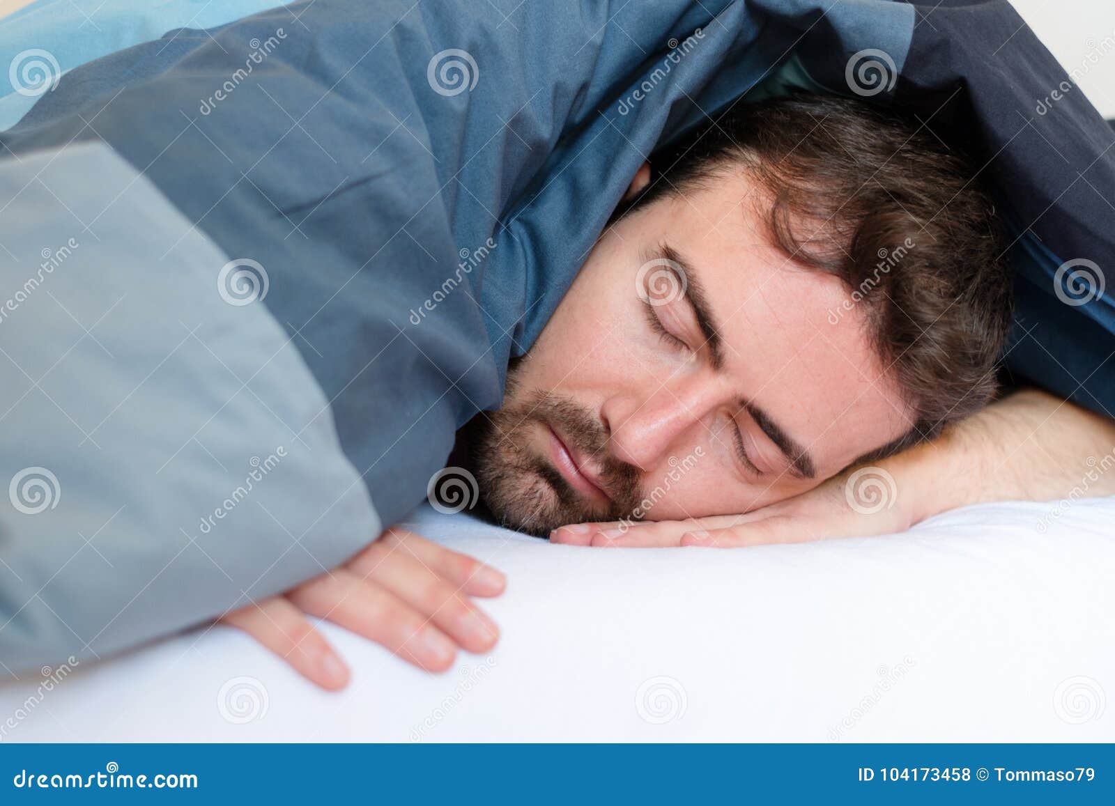 Uomo Stanco Che Dorme a Letto Sotto Le Coperte Fotografia Stock ...