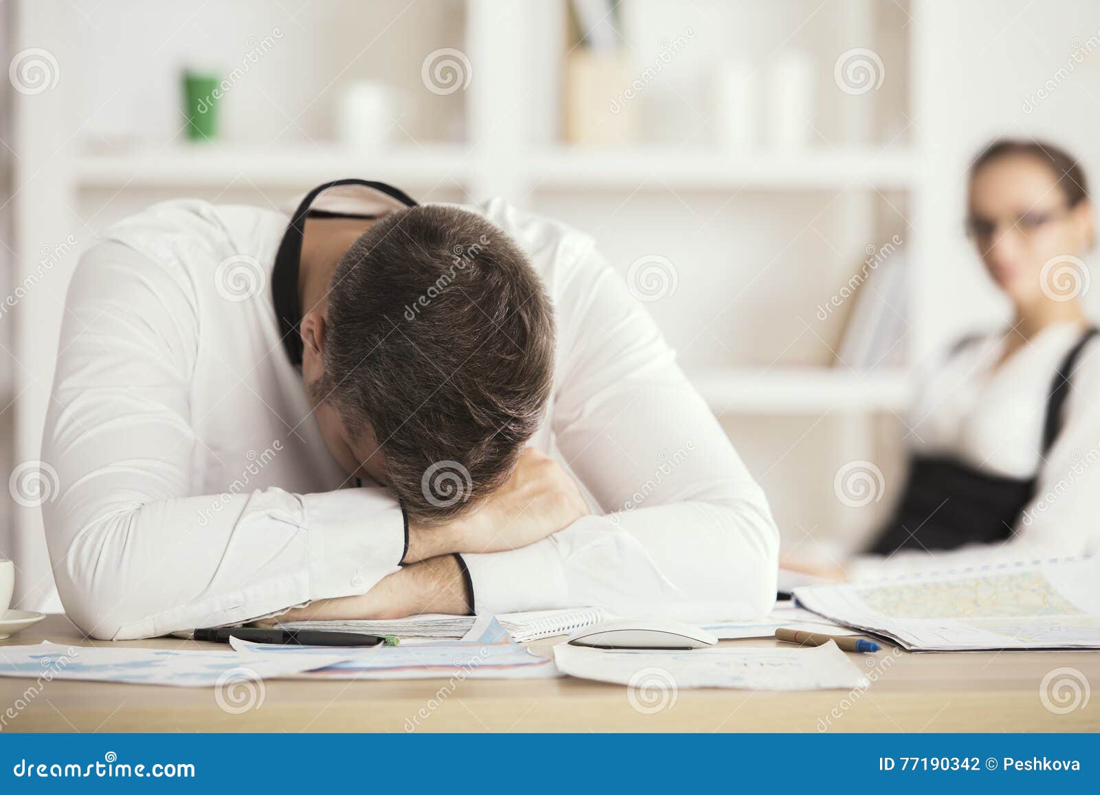 Uomo Stanco Che Dorme Nell'ufficio Fotografia Stock - Immagine di tazza ...