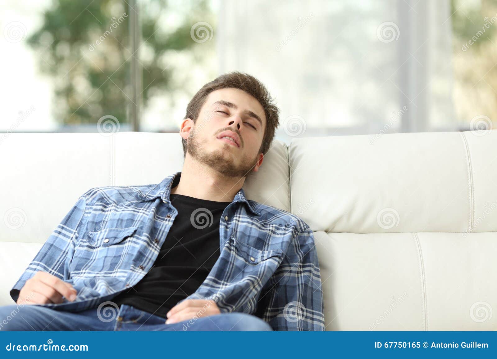 Uomo Stanco Che Dorme Su Uno Strato Immagine Stock - Immagine di calma ...