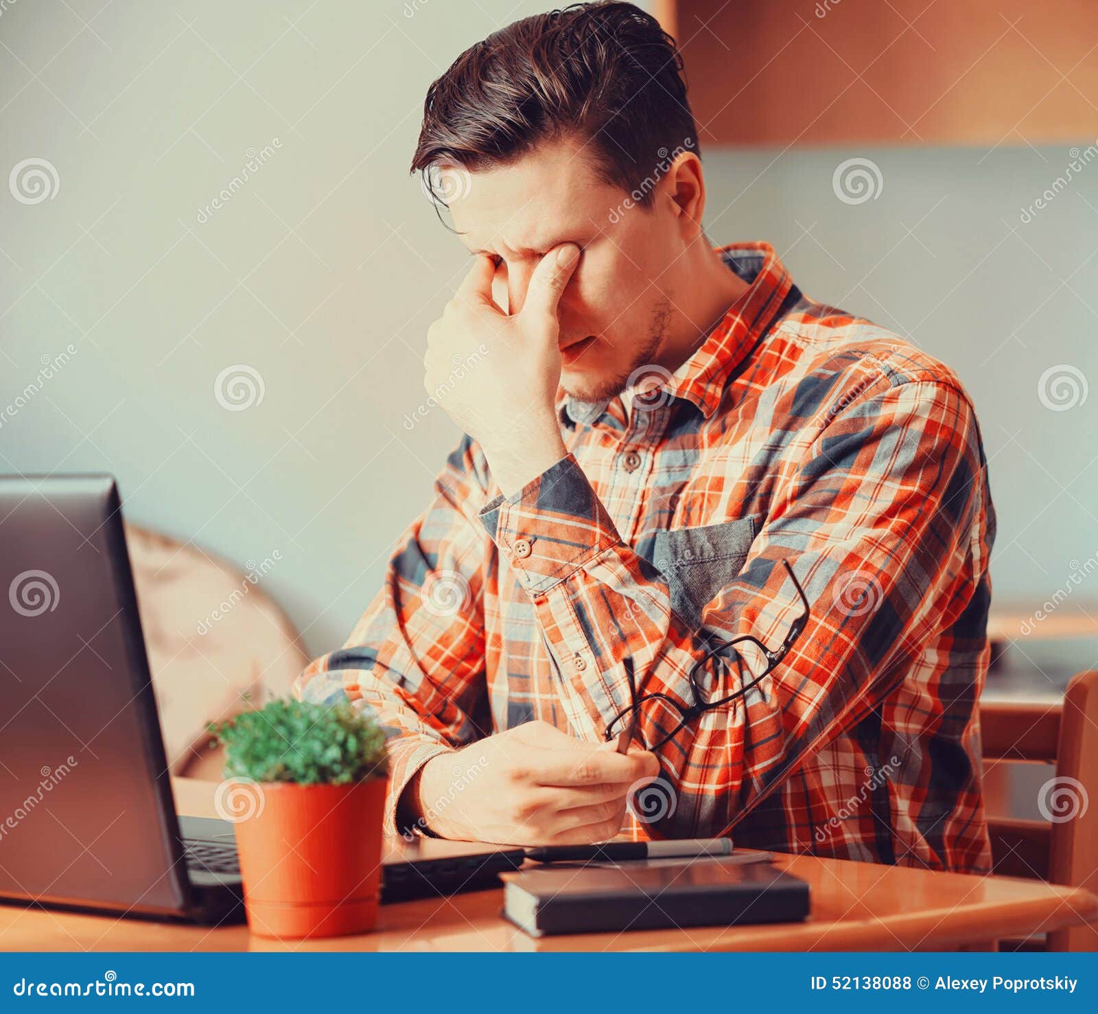 Uomo Stanco Che Si Siede Sopra Il Computer Portatile Fotografia Stock ...