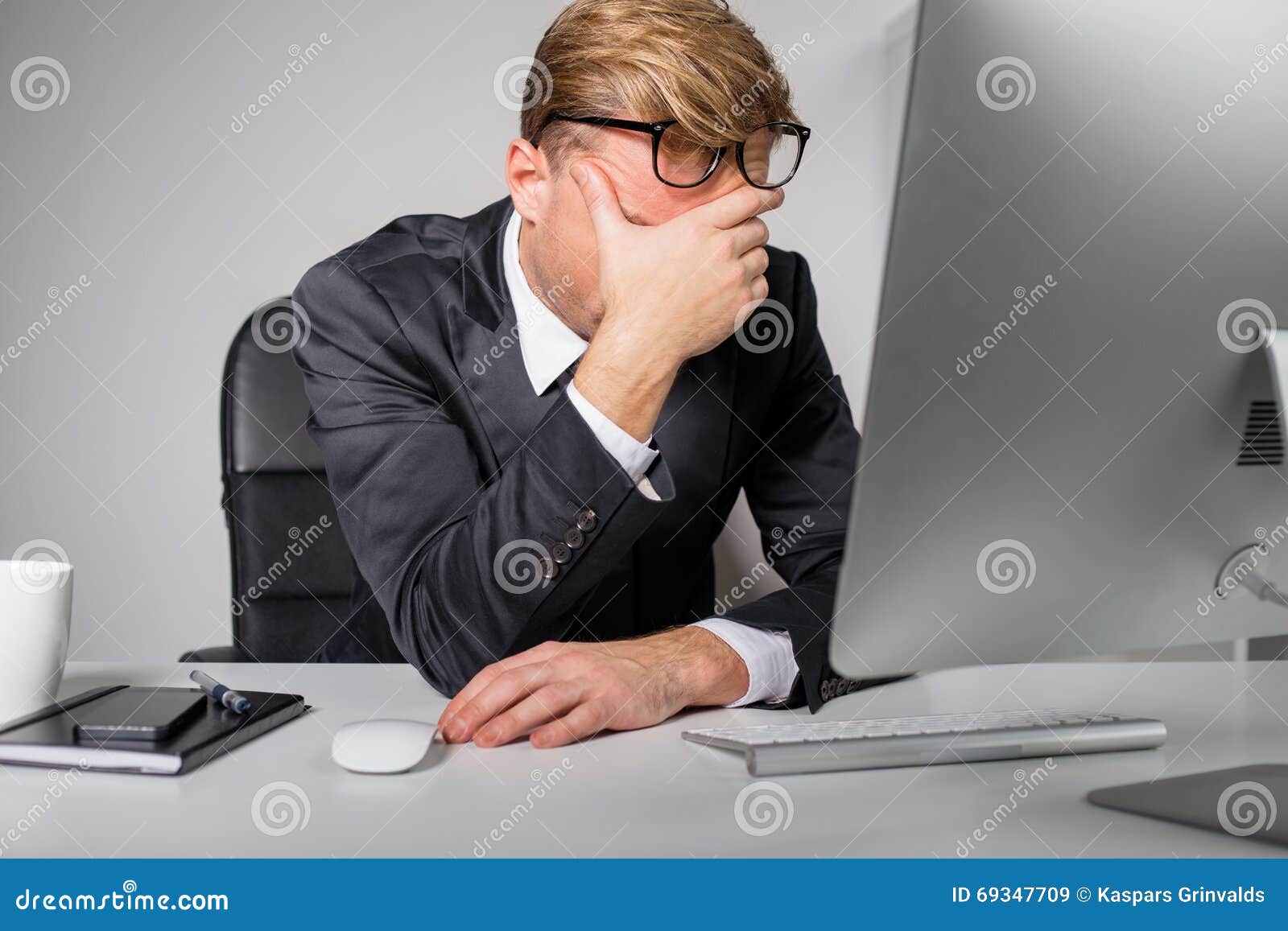 Uomo Stanco Che Tiene La Sua Fronte Immagine Stock - Immagine di ...