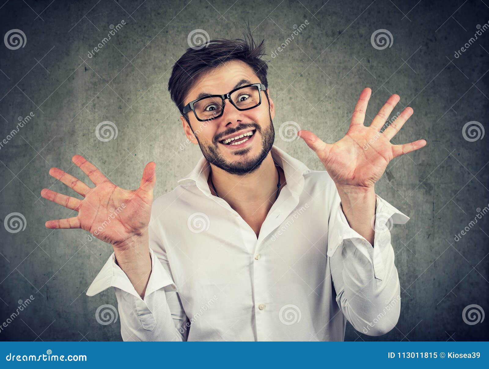 Uomo Strano Pazzo Che Posa Con Le Mani Immagine Stock - Immagine di ...