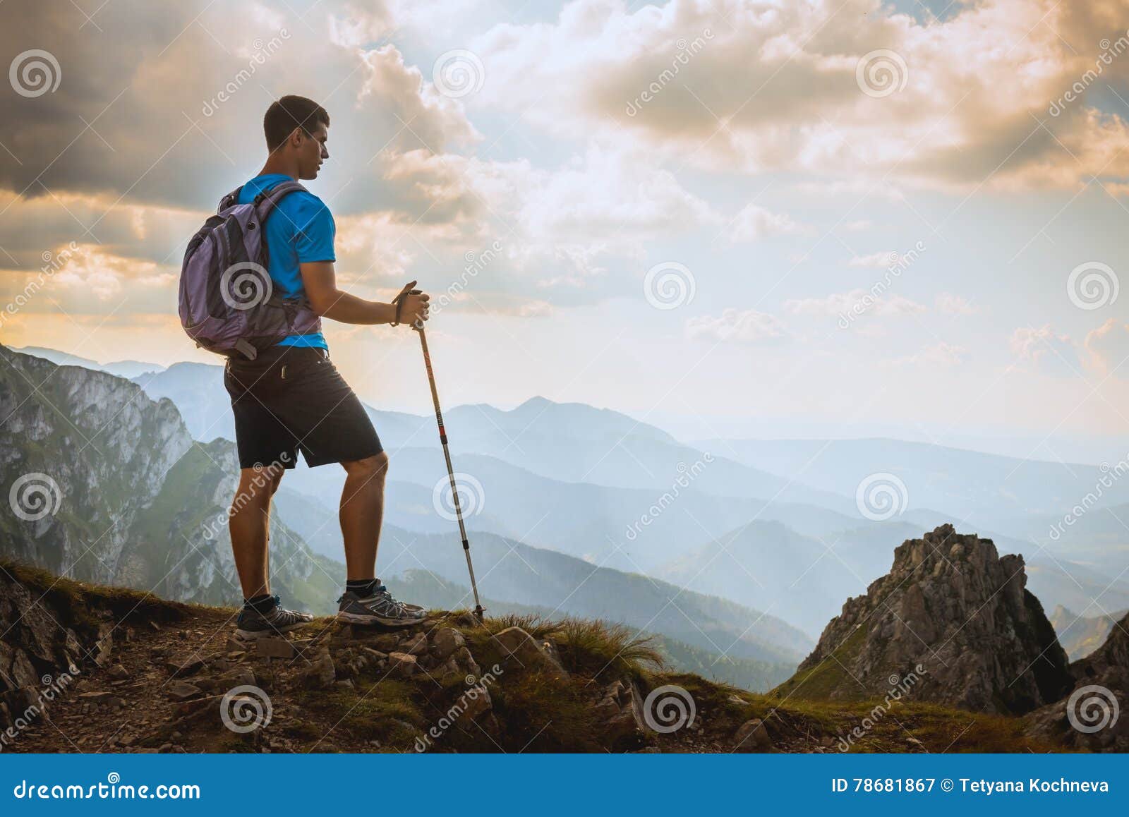 Uomo Sulla Cima Di Una Roccia Immagine Stock - Immagine di libertà ...
