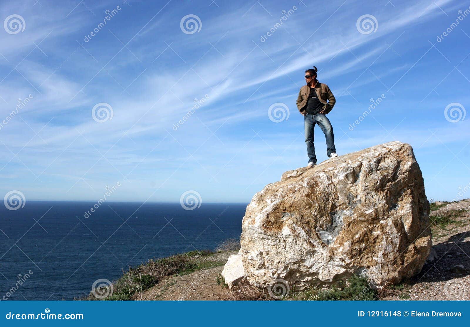 Uomo sulla roccia fotografia stock. Immagine di corsa - 12916148
