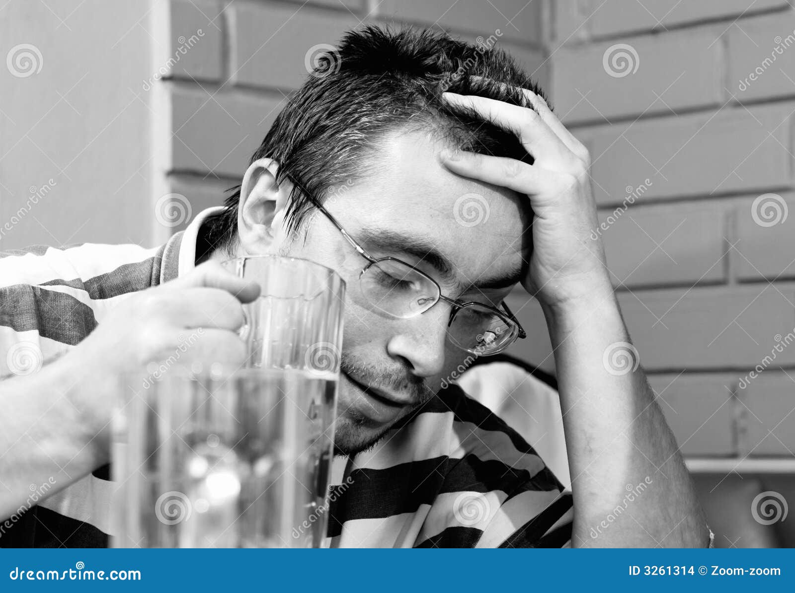 Uomo ubriaco fotografia stock. Immagine di nero, barra - 3261314