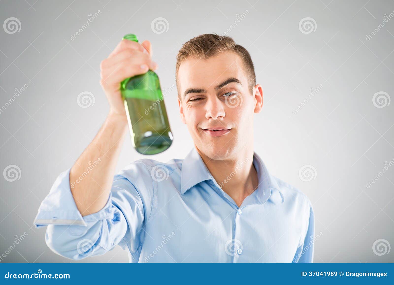 Uomo ubriaco immagine stock. Immagine di tipo, bevande - 37041989