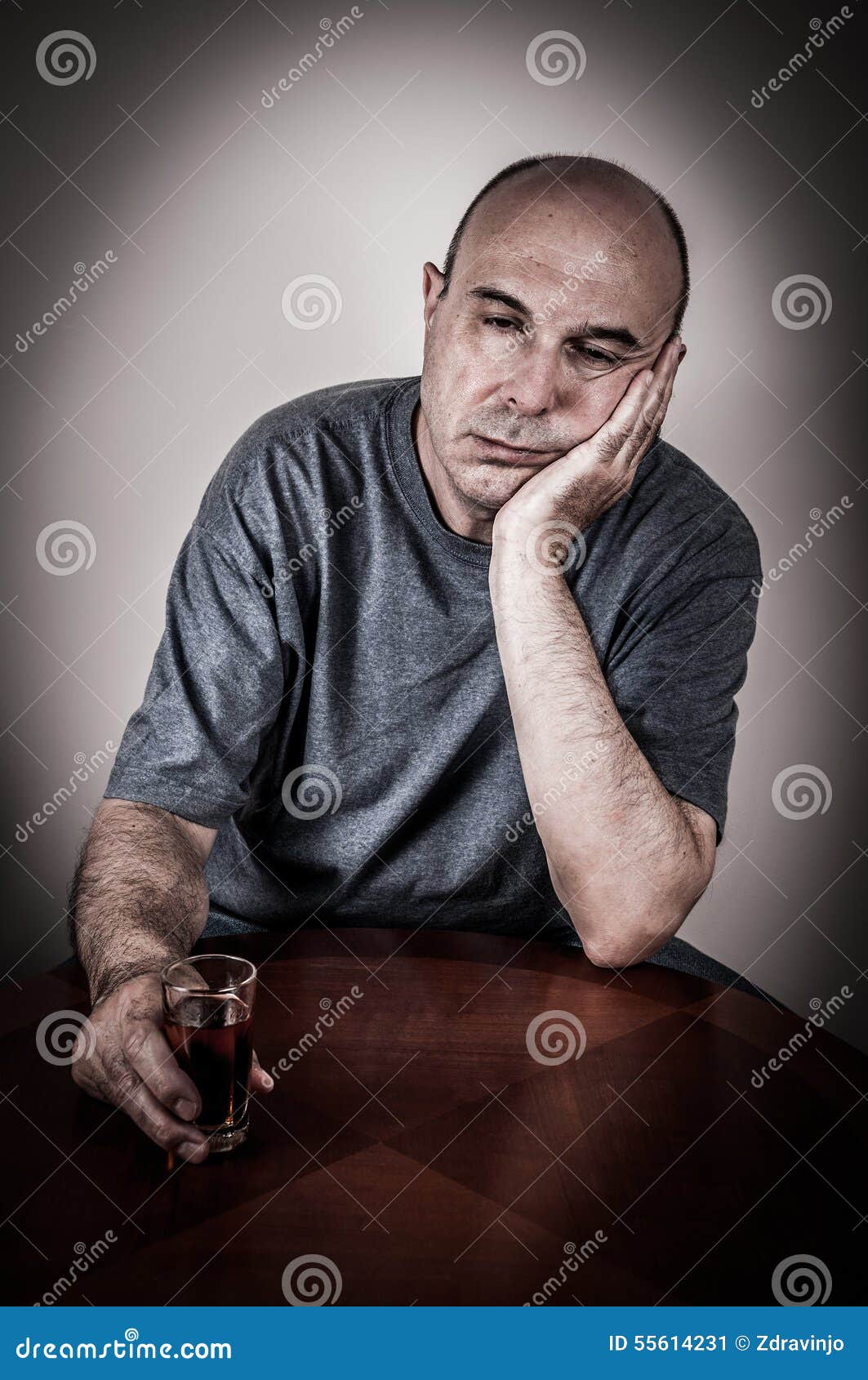 Uomo ubriaco immagine stock. Immagine di alcolismo, faccia - 55614231