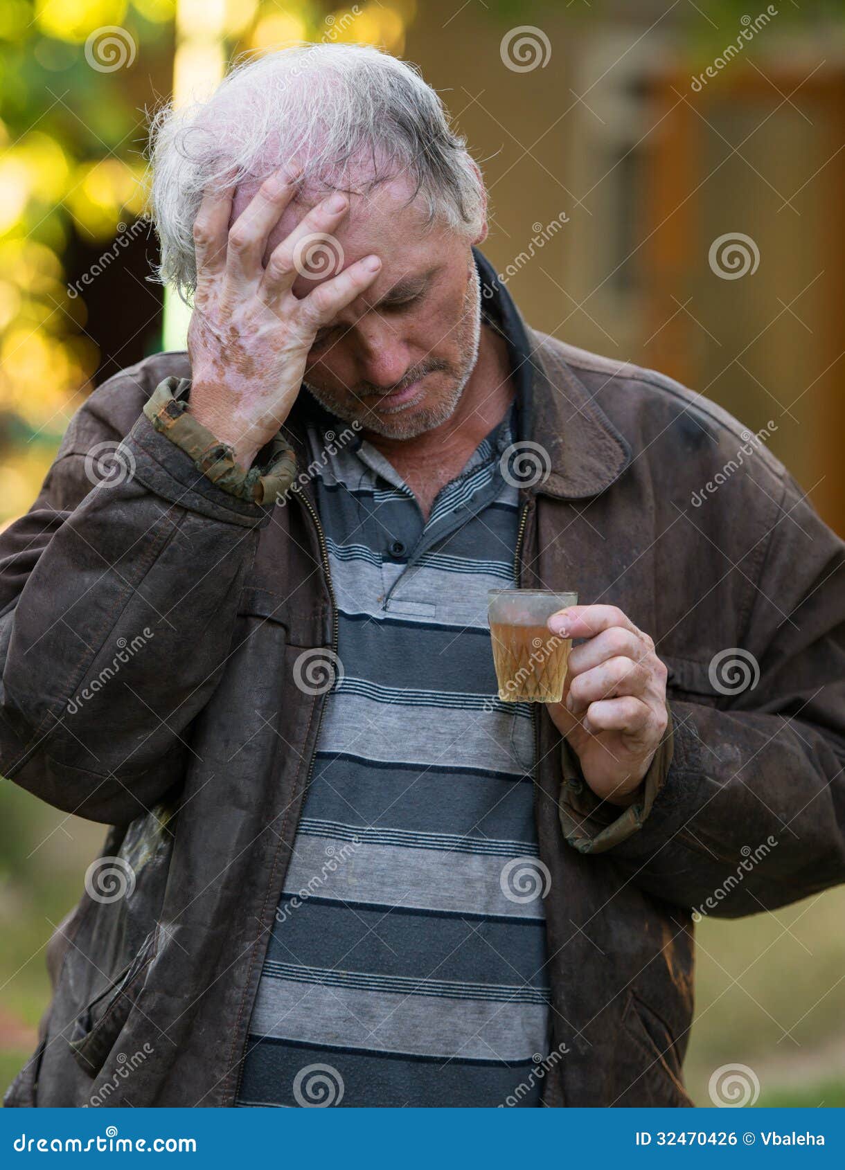 Uomo Ubriaco Con Vetro Di Birra Fotografia Stock - Immagine di bevanda ...