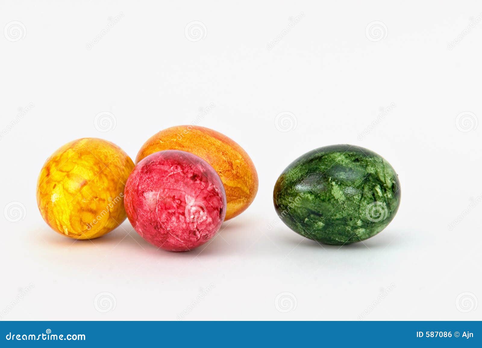 Uova colorate fotografia stock. Immagine di verde, celebrazione - 587086