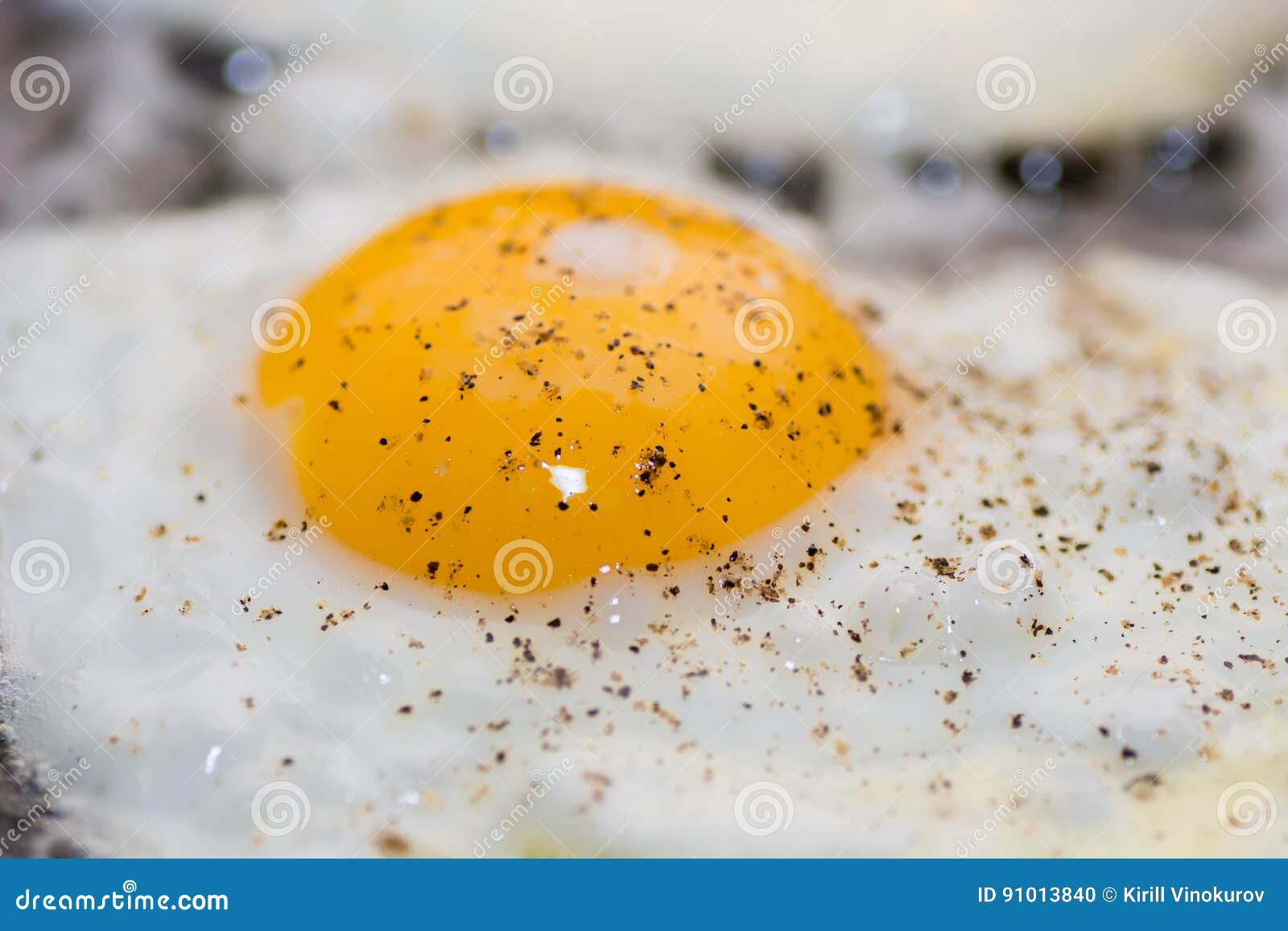 Uova fritte con fresco fotografia stock. Immagine di sfondo - 91013840
