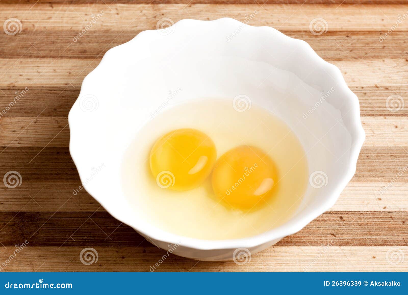 Uovo con due tuorli immagine stock. Immagine di proteina - 26396339