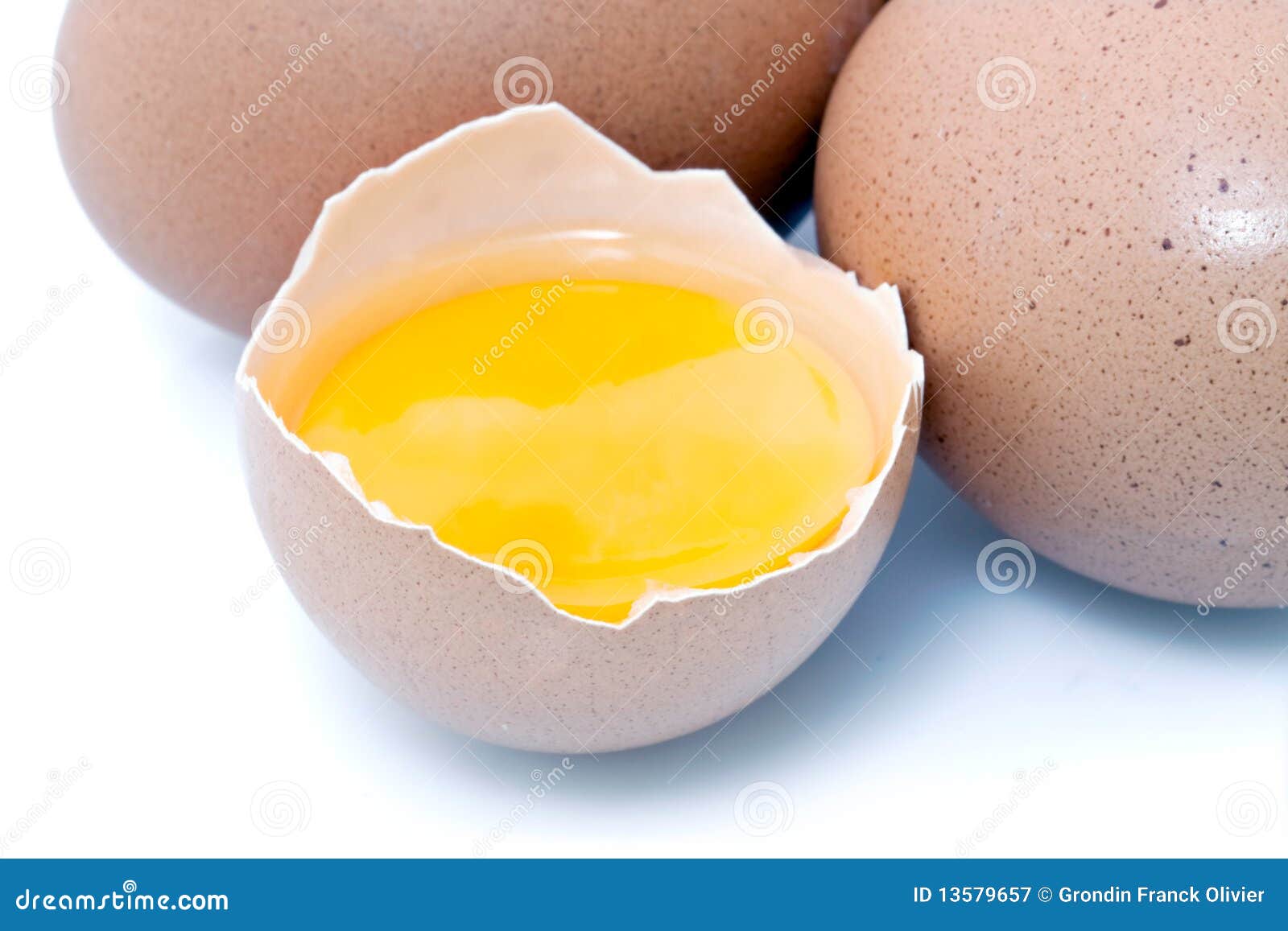 Uovo fresco e rotto immagine stock. Immagine di marrone - 13579657