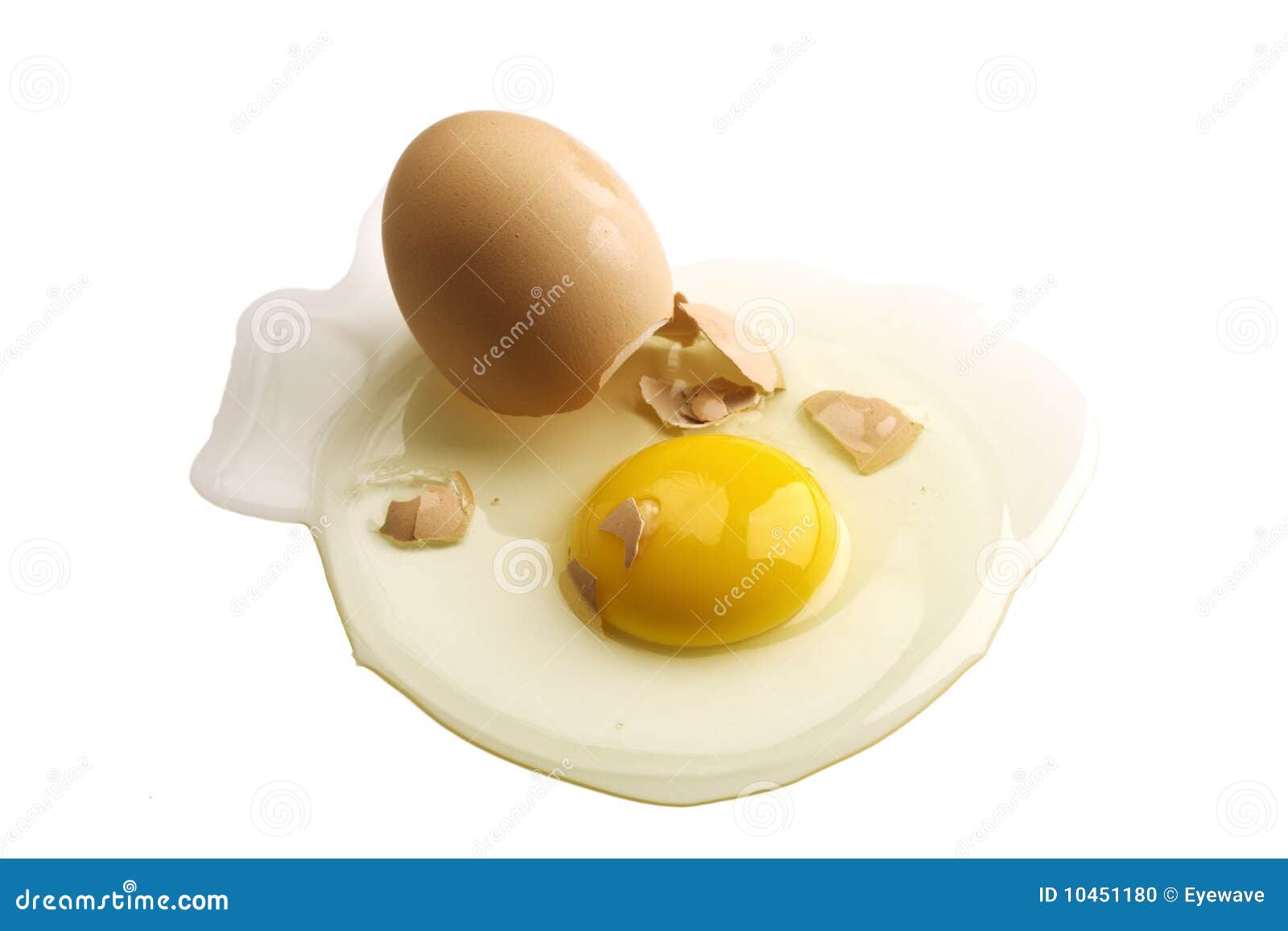 Uovo rotto fotografia stock. Immagine di incrinato, alimento - 10451180