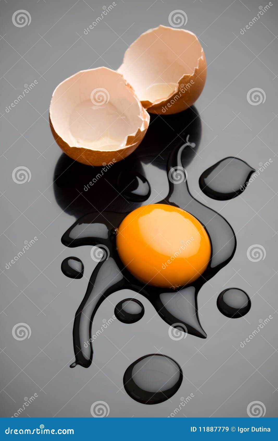 Uovo rotto immagine stock. Immagine di nutrizione, giallo - 11887779