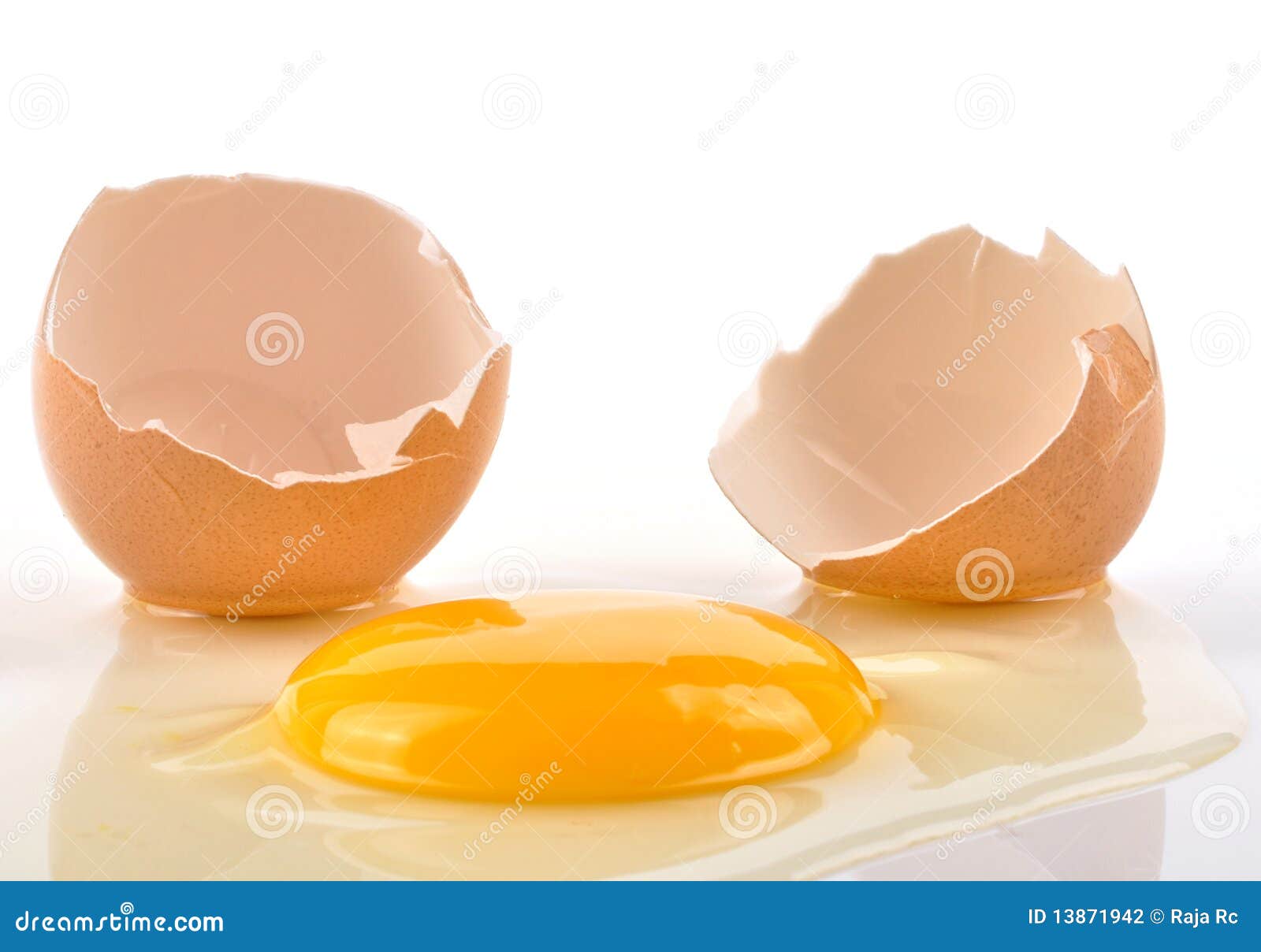 Uovo rotto fotografia stock. Immagine di colazione, organico - 13871942