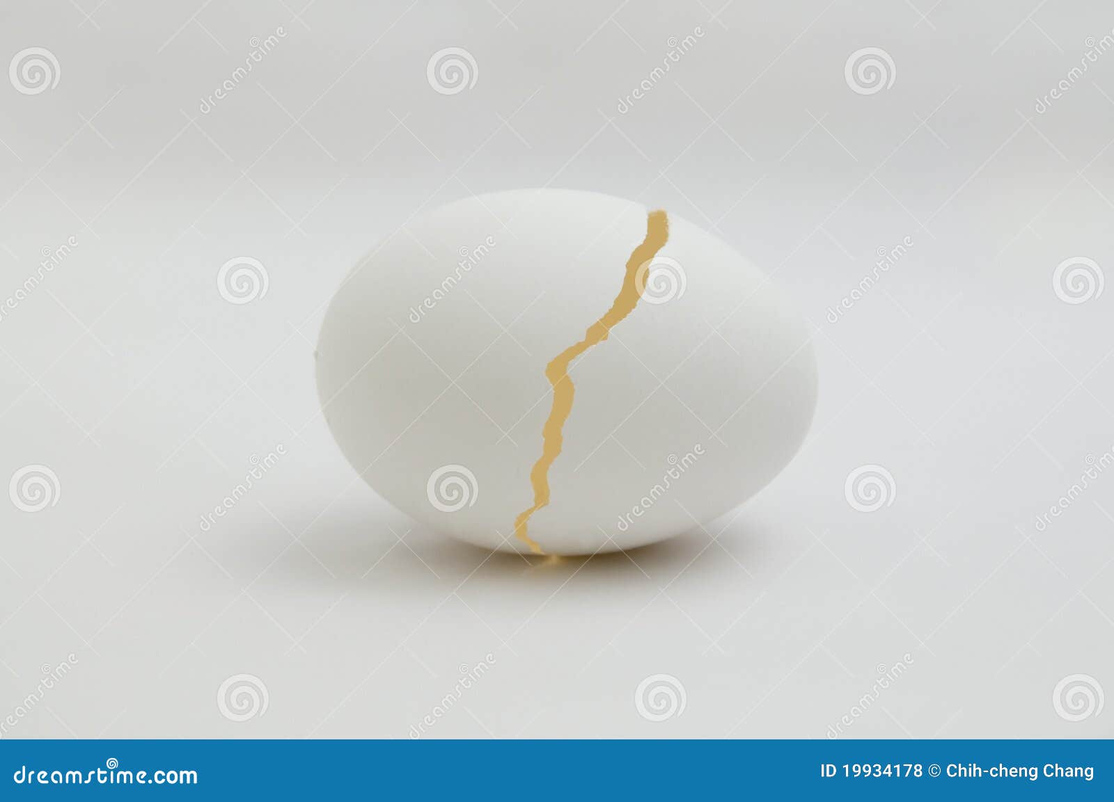 Uovo rotto fotografia stock. Immagine di pericolo, vita - 19934178