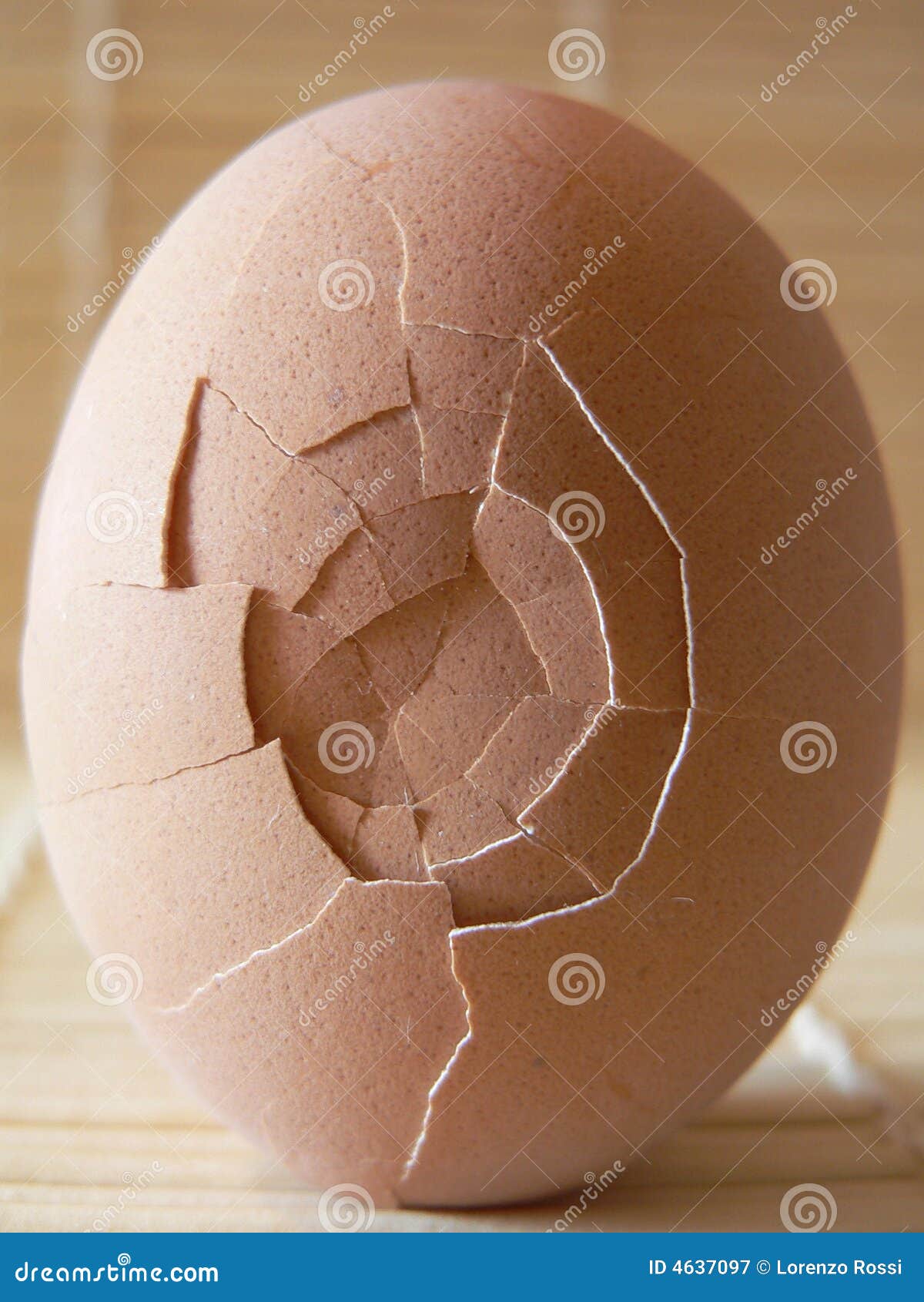 Uovo rotto immagine stock. Immagine di sfondo, incrinato - 4637097