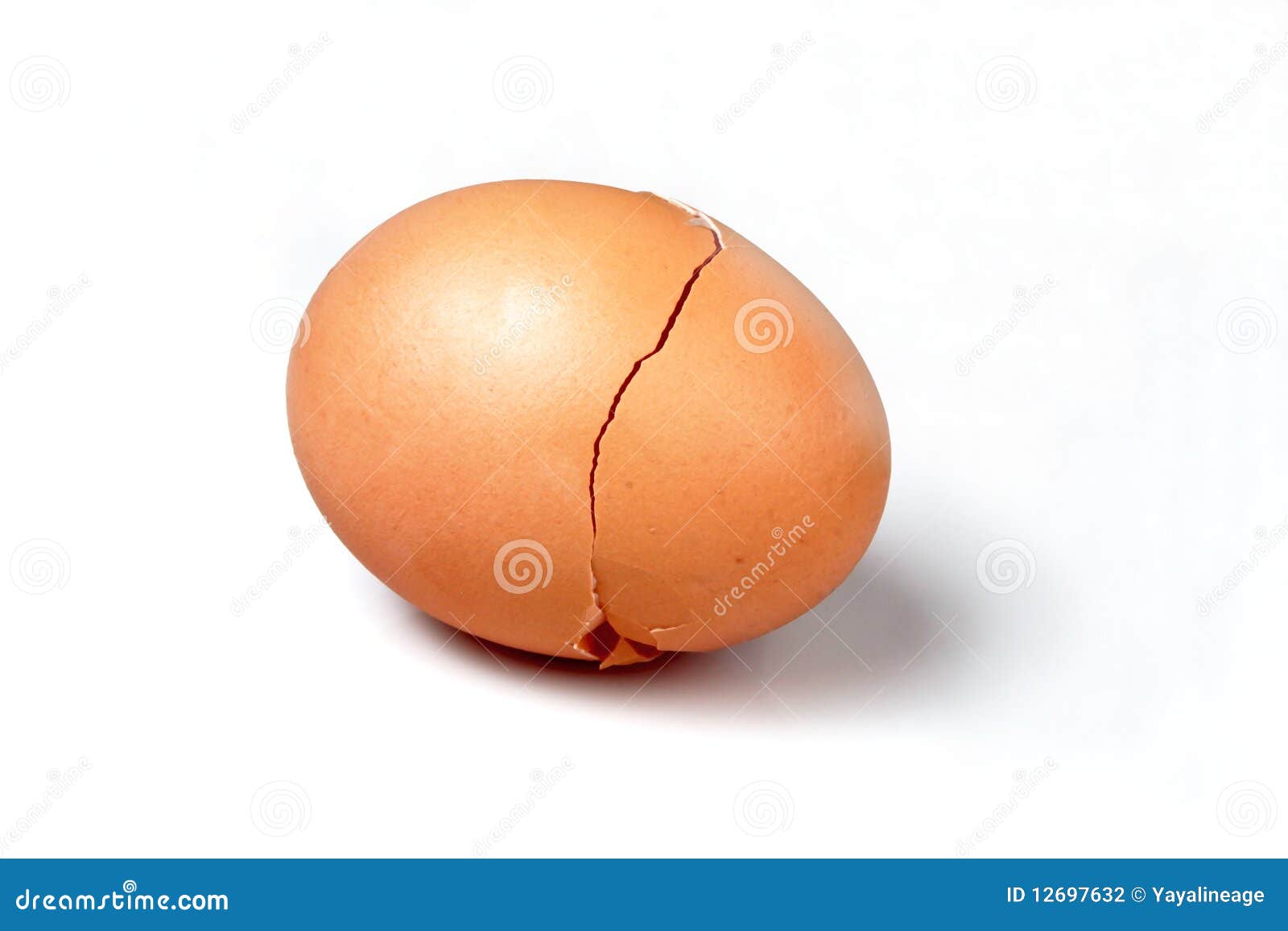 Uovo rotto con una crepa fotografia stock. Immagine di ritaglio - 12697632