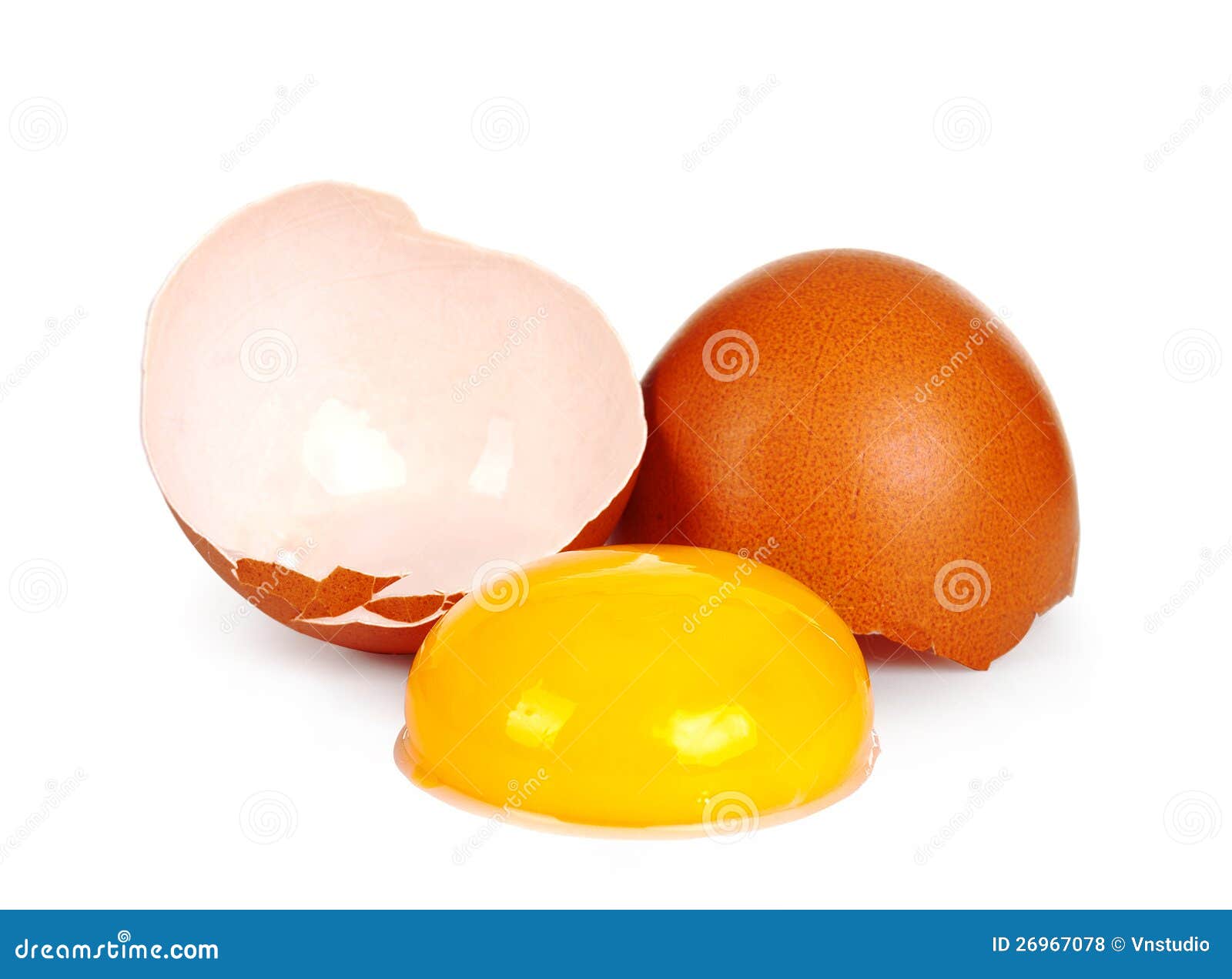 Uovo rotto isolato fotografia stock. Immagine di sano - 26967078