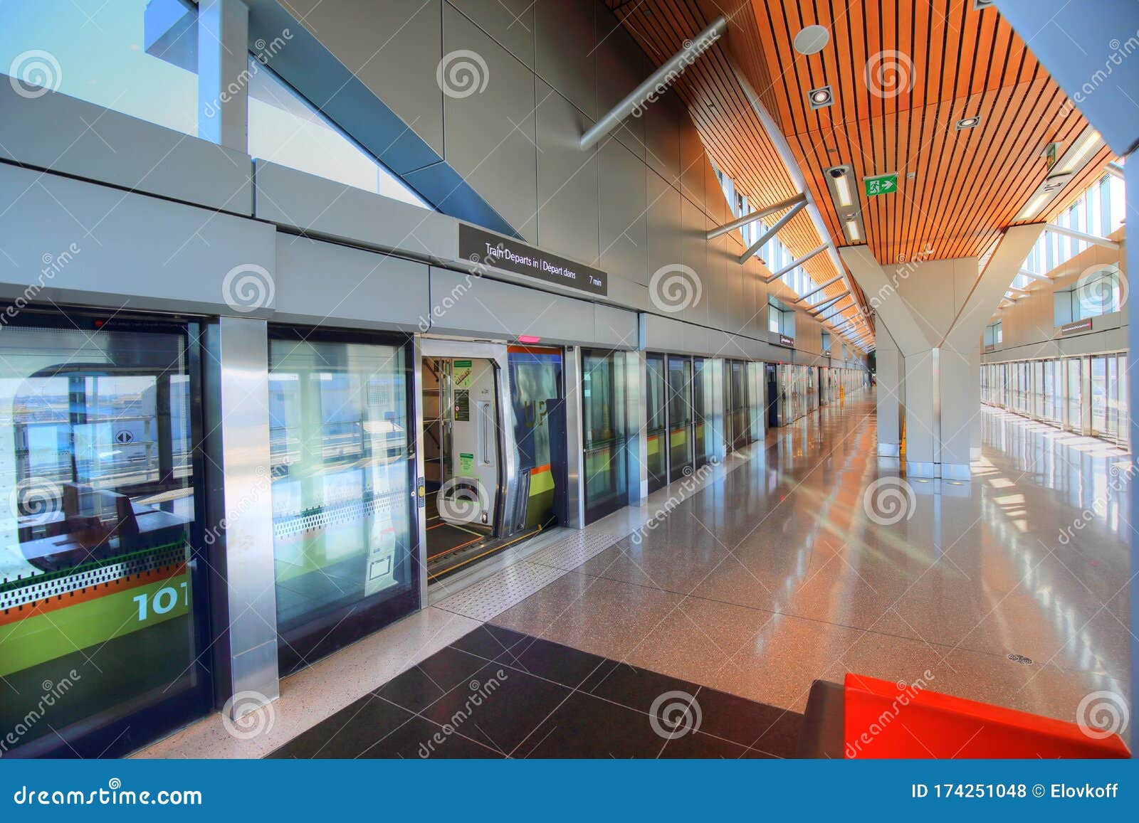 Up Express Train Shuttle Terminal at Toronto Airport Foto de archivo ...