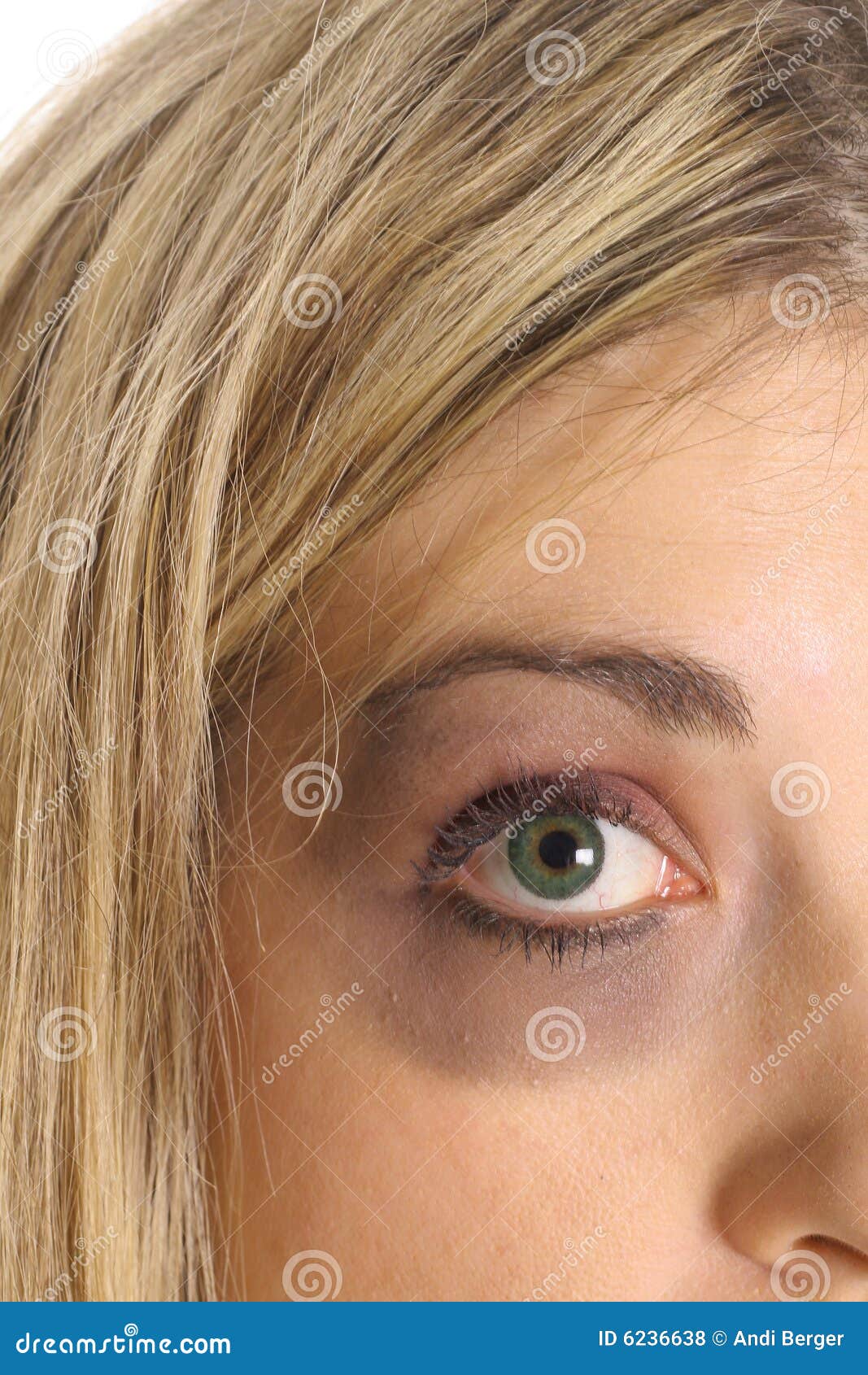 Upclose del ojo morado foto de archivo. Imagen de asustado - 6236638