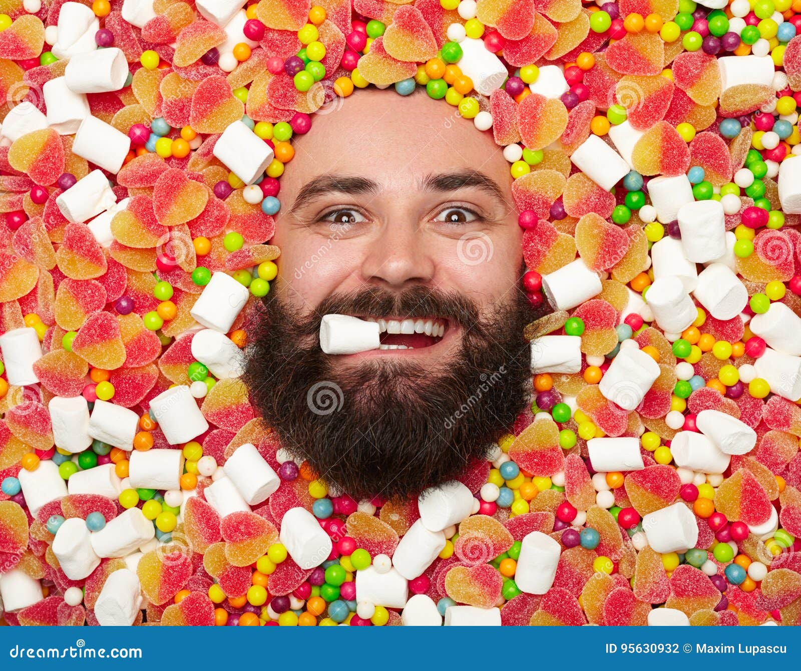 Upphetsad Man Som Tycker Om Godisar Arkivfoto - Bild av nöje, räknat ...