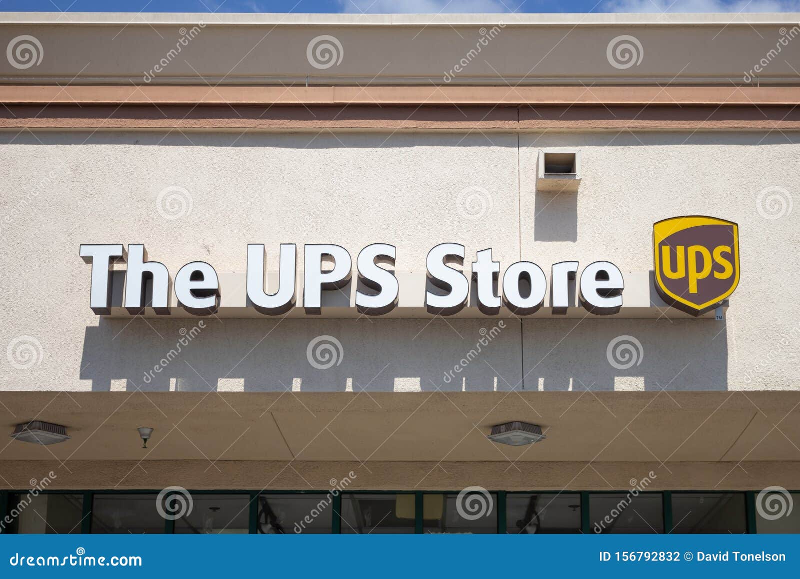 The UPS Store sign editorial photography. Image of price - 156792832