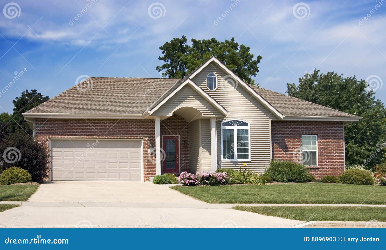 Upscale Home Paved Driveway Stock Image - Image of building, green: 8896903