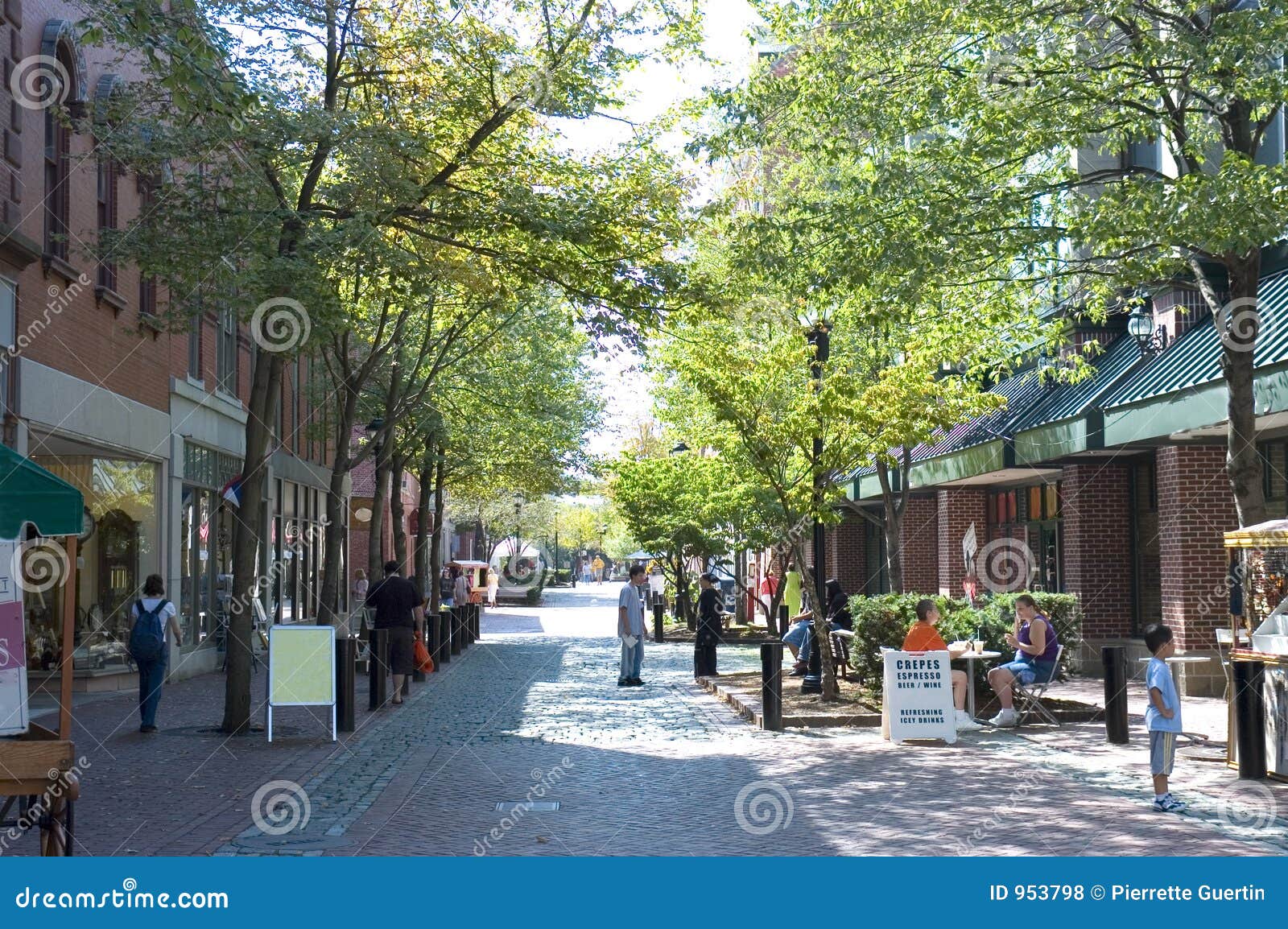 Urban scene editorial stock photo. Image of lifestyle, shopping - 953798