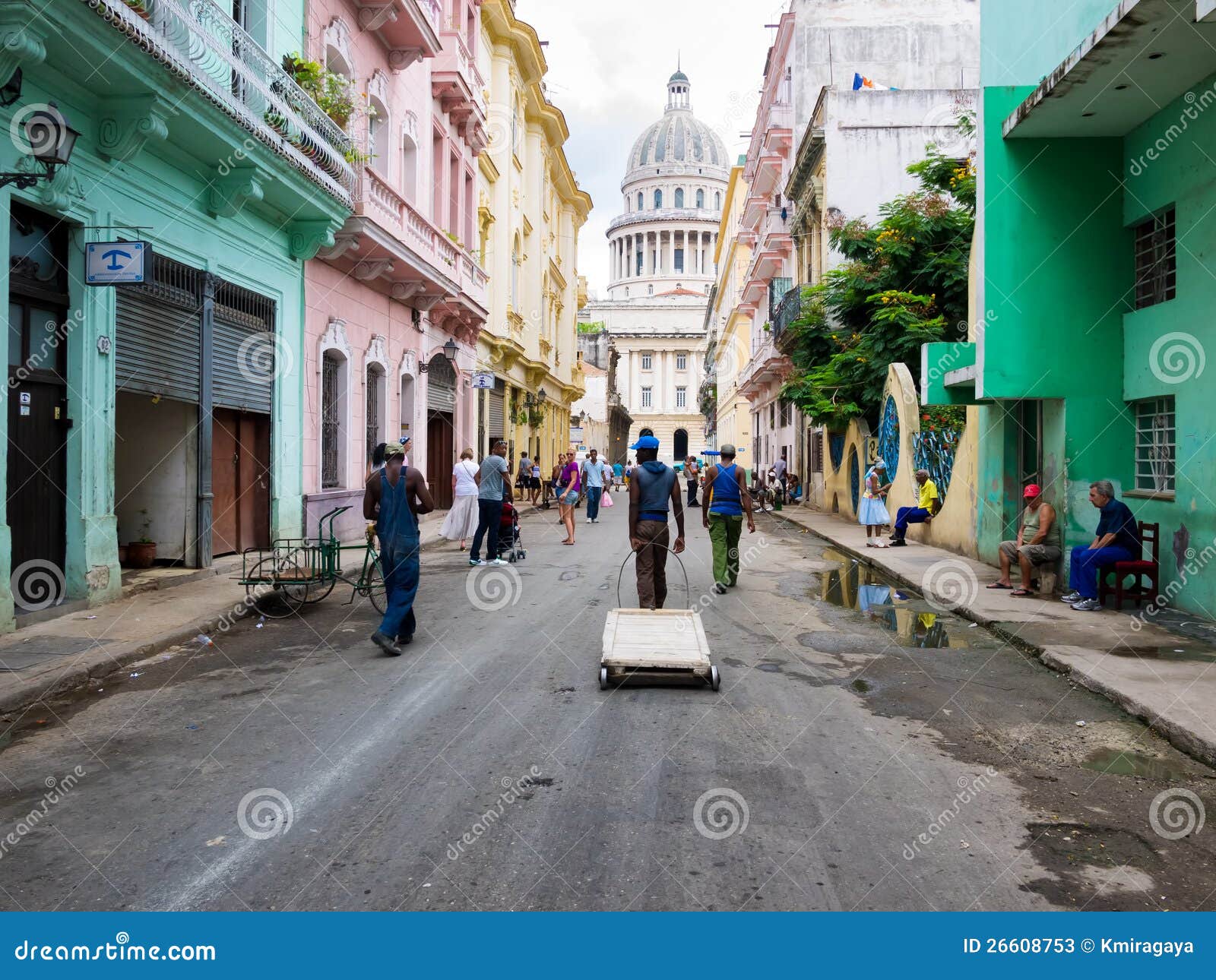 Urban scene in Havana editorial stock photo. Image of america - 26608753