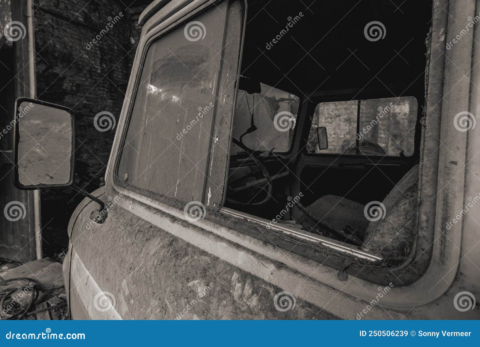Urbex, Abandoned Old Garage with a Old Car Stock Image - Image of ...