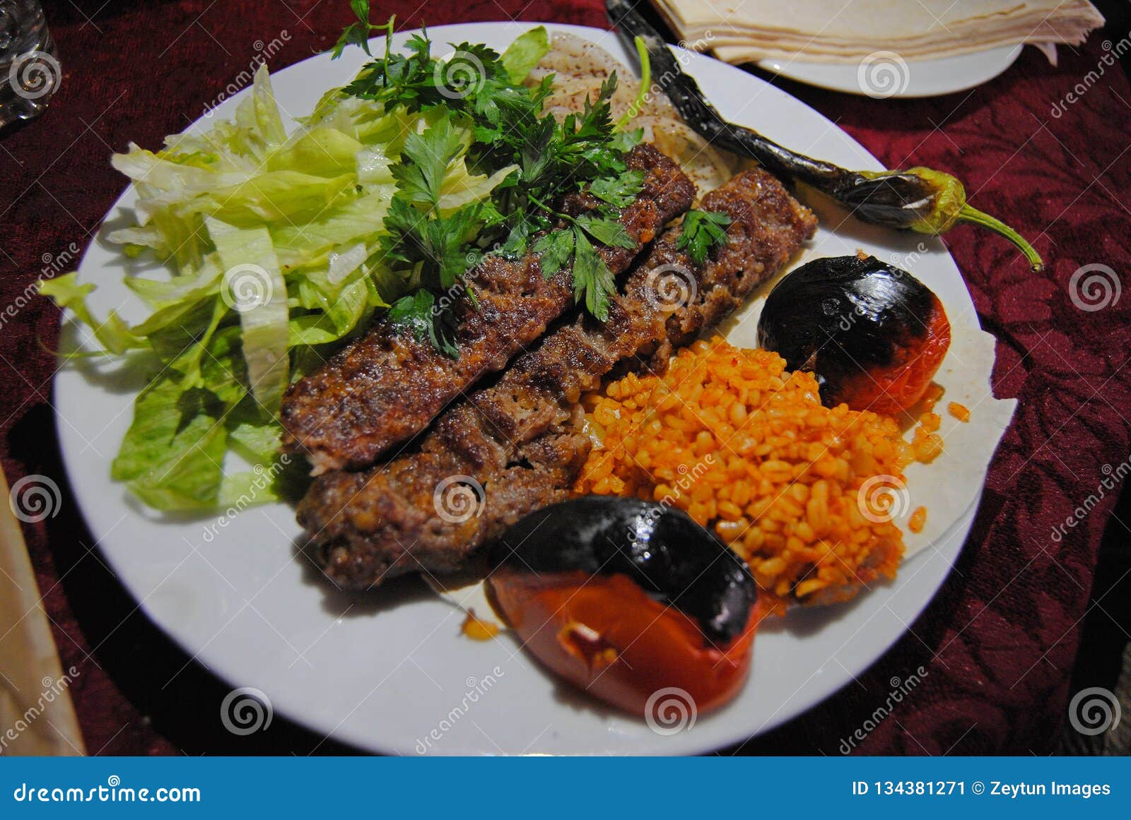 Urfa-kebap Mit Reis Und Salat Stockbild - Bild von gebraten, köstlich ...