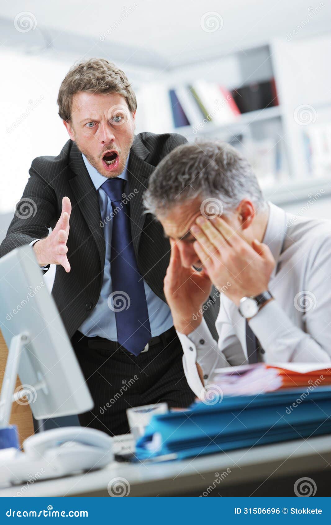 Urlando ad un impiegato fotografia stock. Immagine di notizie - 31506696