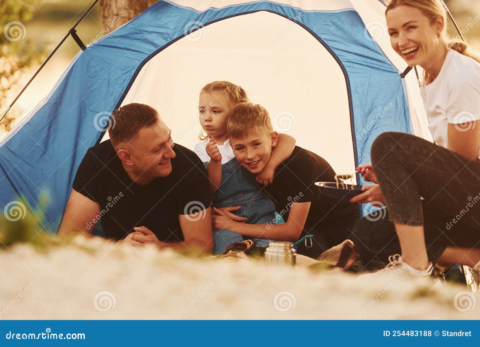 Urlaubsplanung. Familie Von Mutter Vater Und Kinder Ist Auf Dem ... Urlaubsplanung. Familie Von Mutter Vater Und Kinder Ist Auf Dem ...