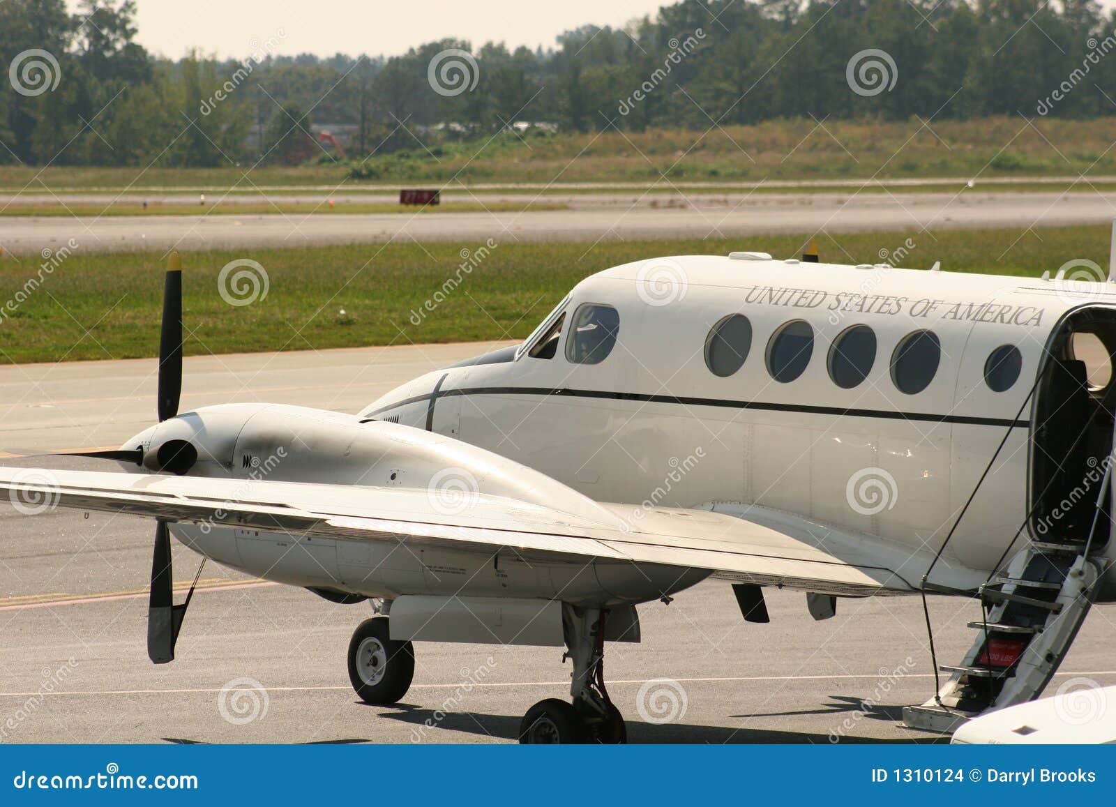 USA Plane stock photo. Image of runway, wing, landing - 1310124