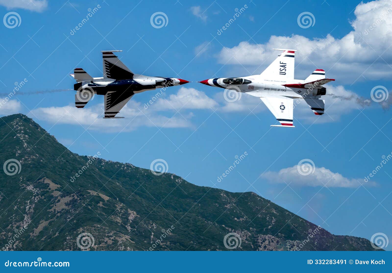 A USAF Thunderbirds F-16 Making A Tight Turn At The Abbotsford Airshow ...