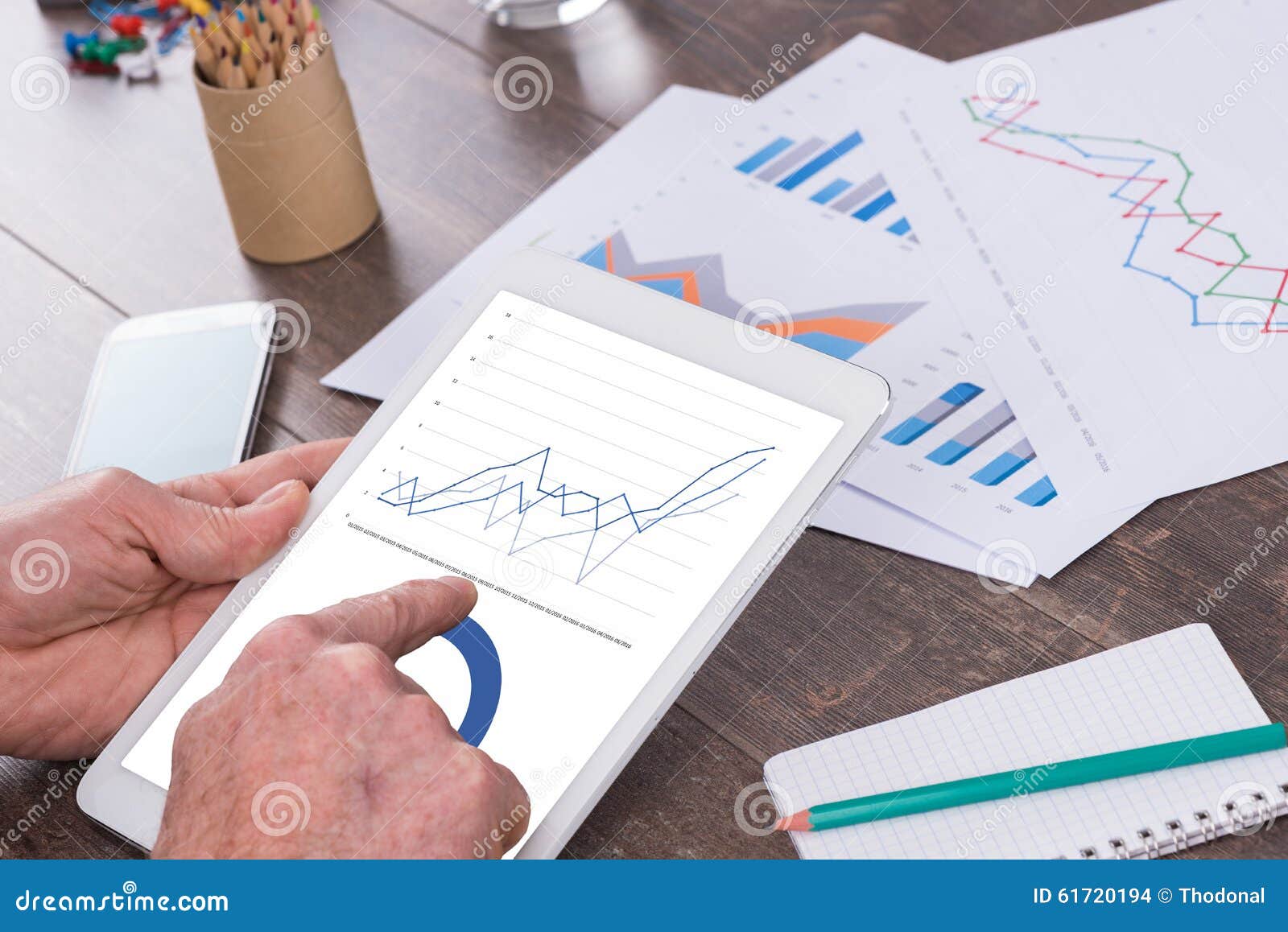 Usando la tablilla digital foto de archivo. Imagen de internet - 61720194