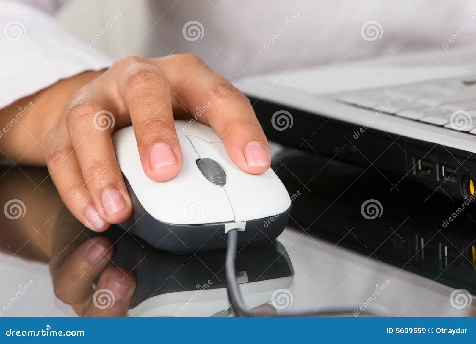 Usando mouse immagine stock. Immagine di cavo, scrittorio - 5609559