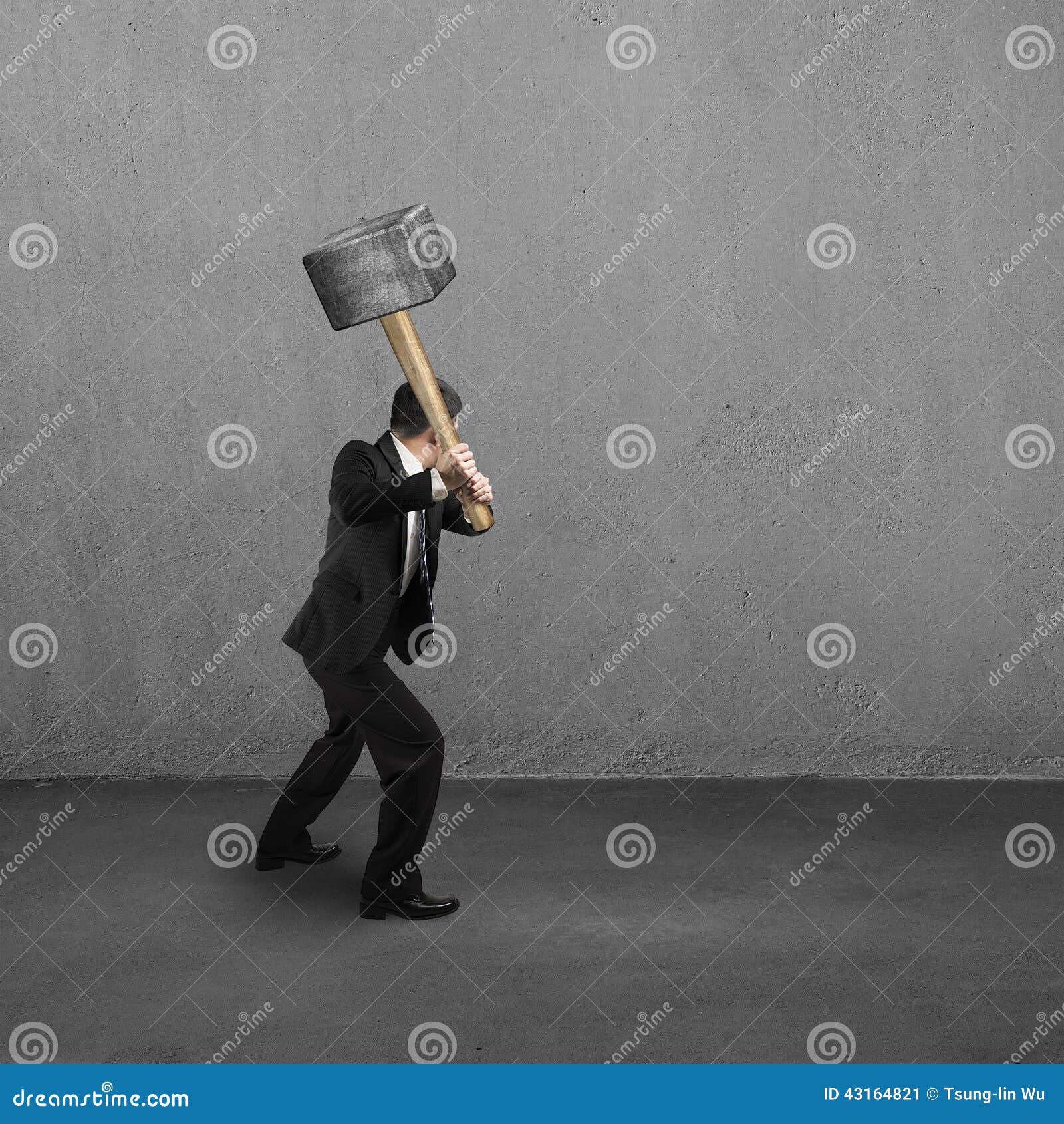 Usando O Martelo Grande Para Ranger a Parede Imagem de Stock - Imagem ...