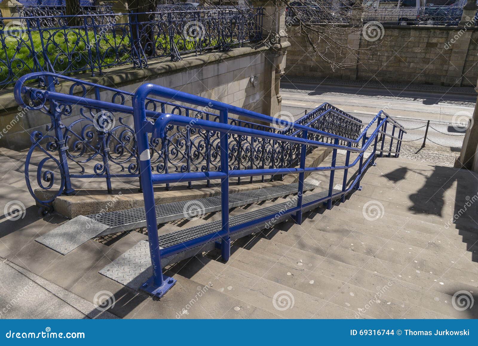 Usando a Rampa E As Escadas Da Cadeira De Rodas Foto de Stock - Imagem ...