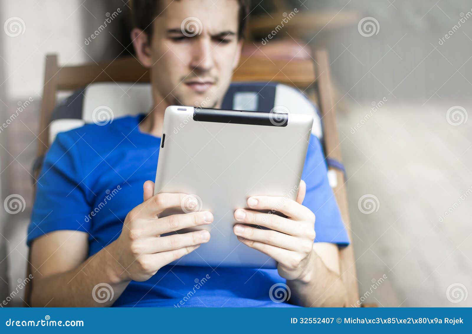 Usando a tabuleta imagem de stock. Imagem de adolescentes - 32552407