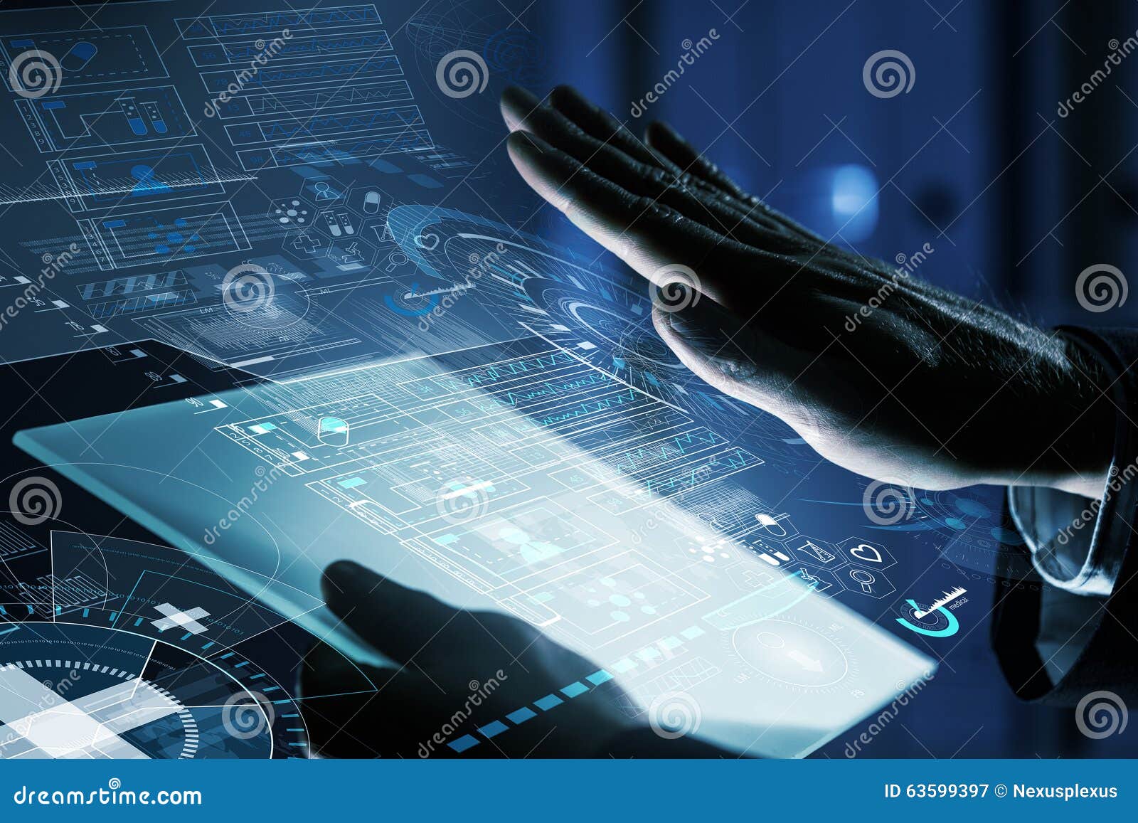 Usando Tecnologias Modernas Imagem de Stock - Imagem de painel, entre ...